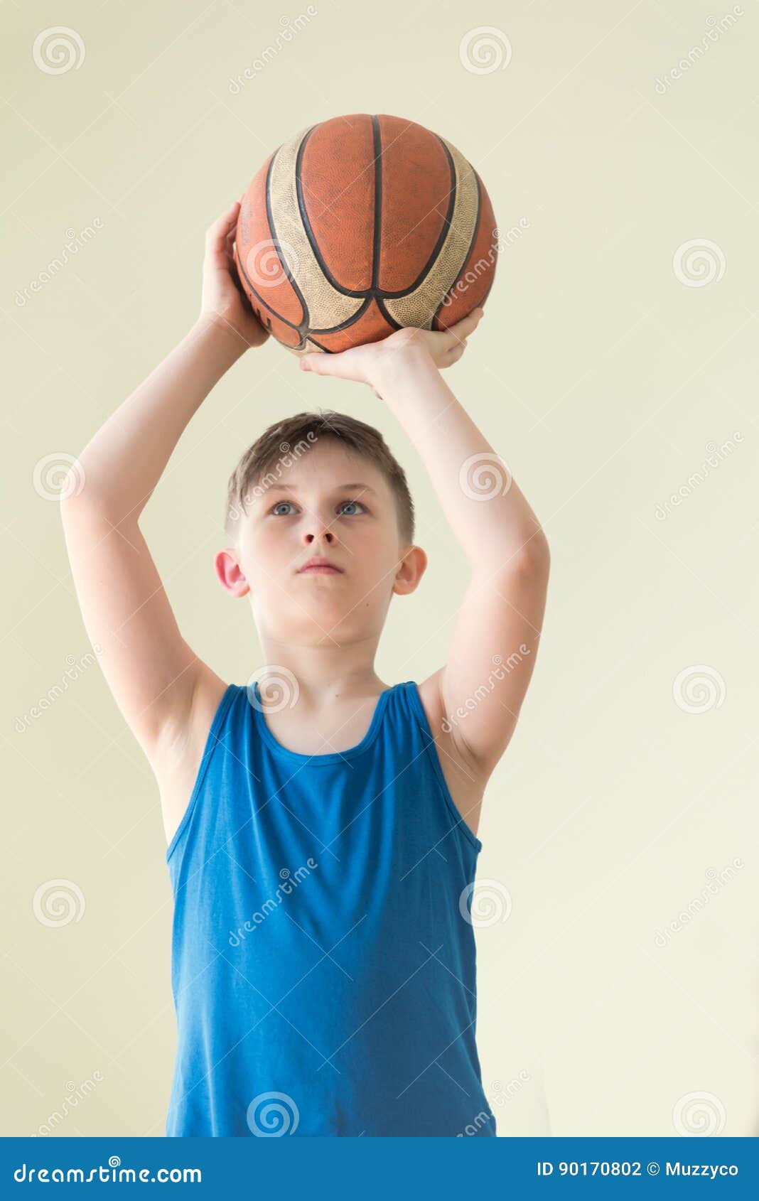 Ein Junge mit dem Ball stockfoto. Bild von person, sport - 90170802