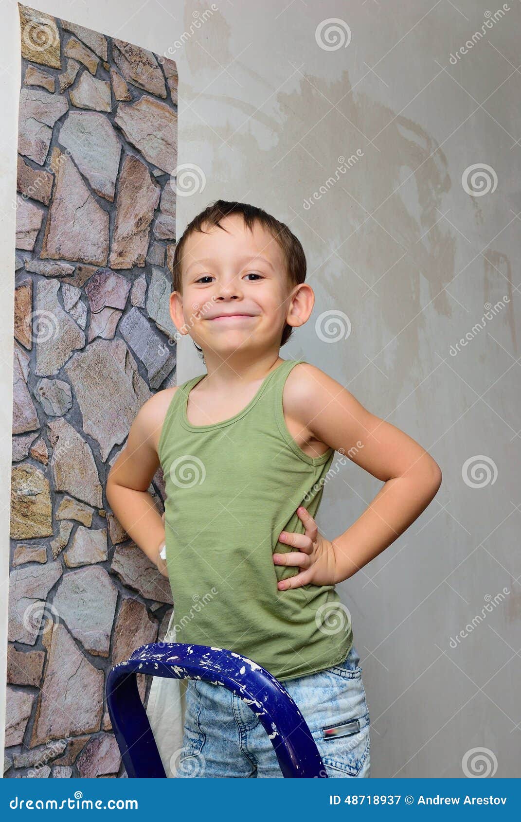 Ein Junge Steht Auf Einer Leiter Und Klebt Tapete Stockbild - Bild von ...