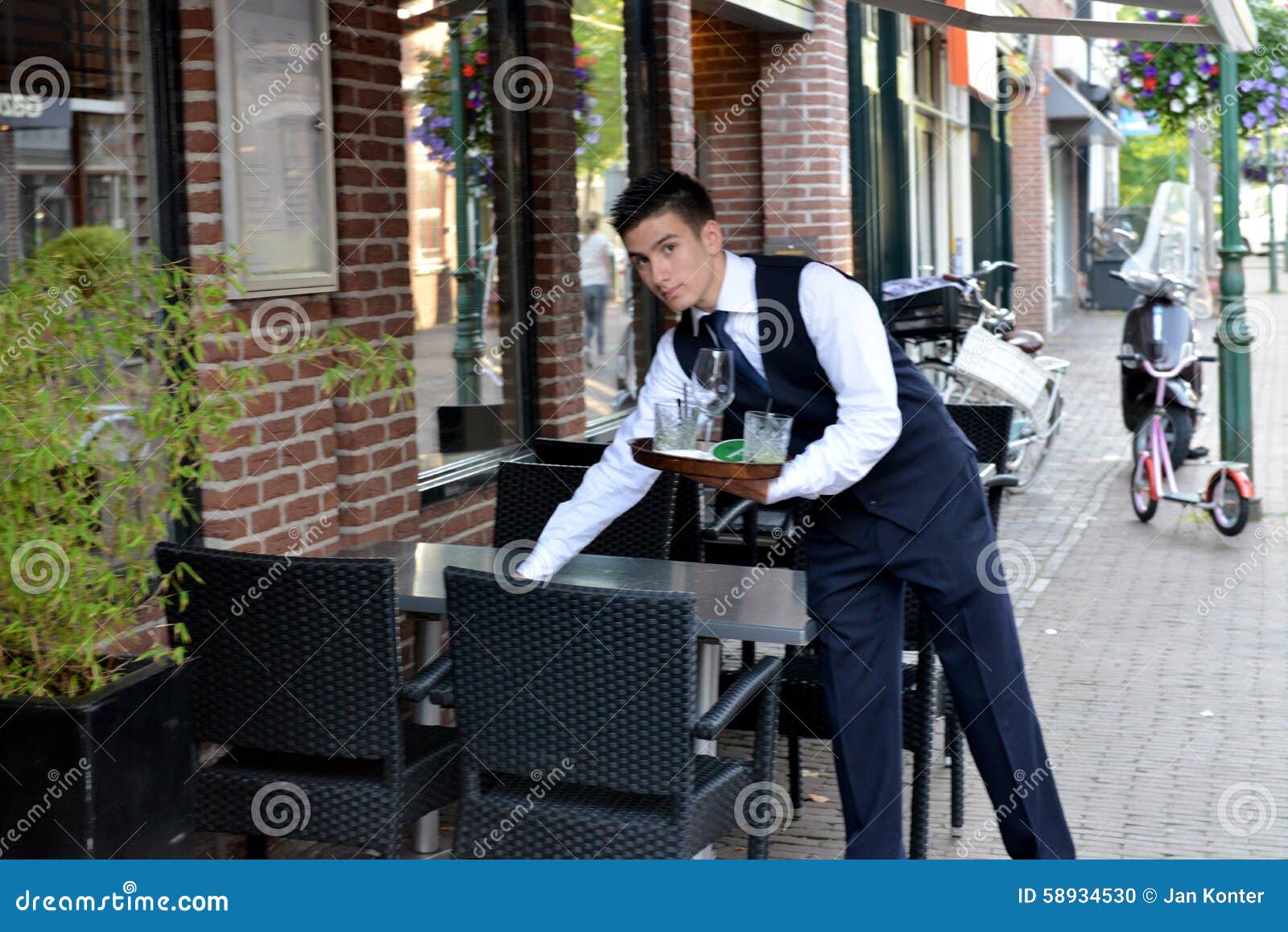 Ein Junger Kellner Ist Bei Der Arbeit in Hoorn, Holland Redaktionelles ...