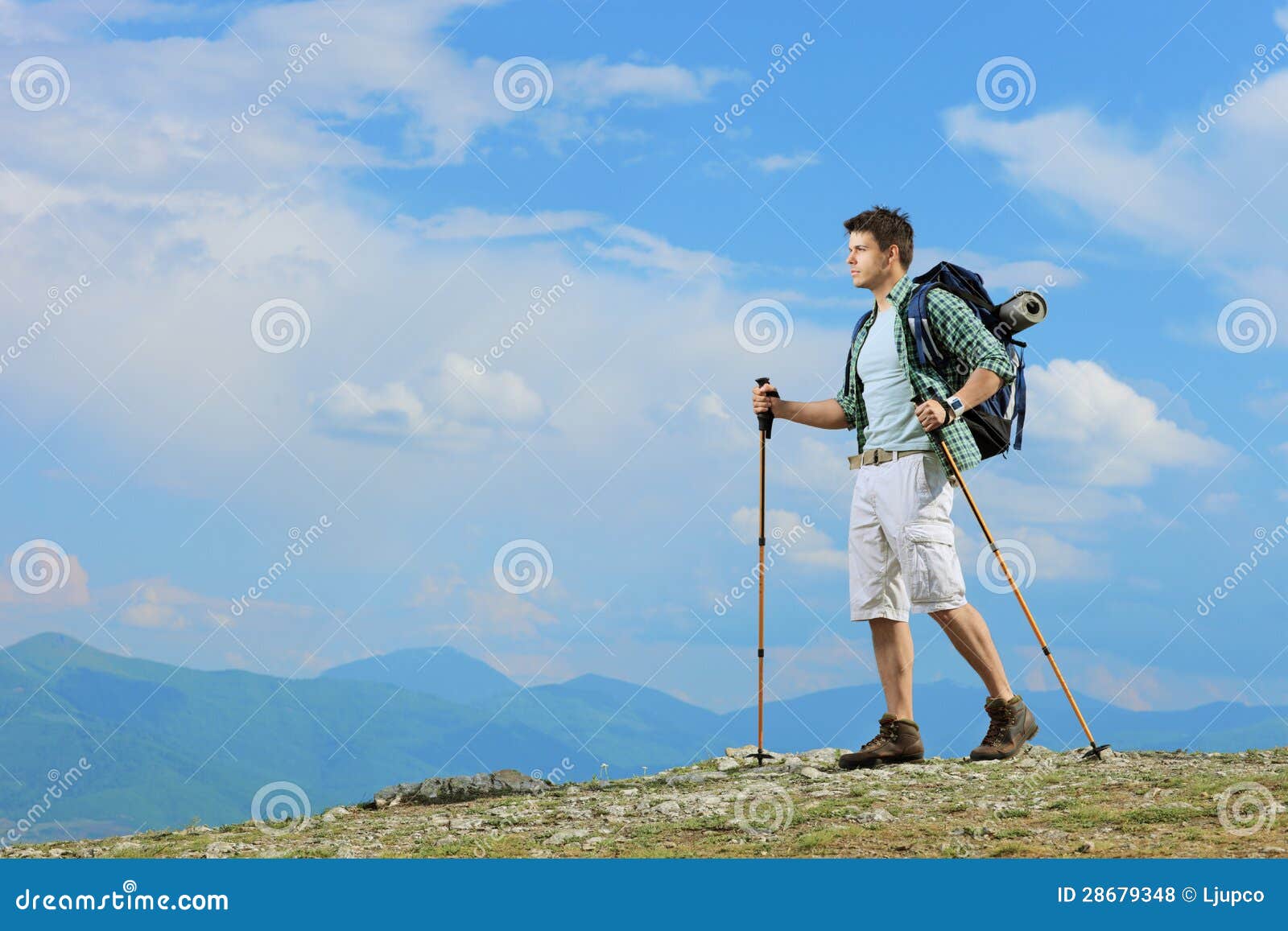 Ein Junger Wanderer Mit Dem Wanderer, Der Im Berg Wandert Stockfoto ...