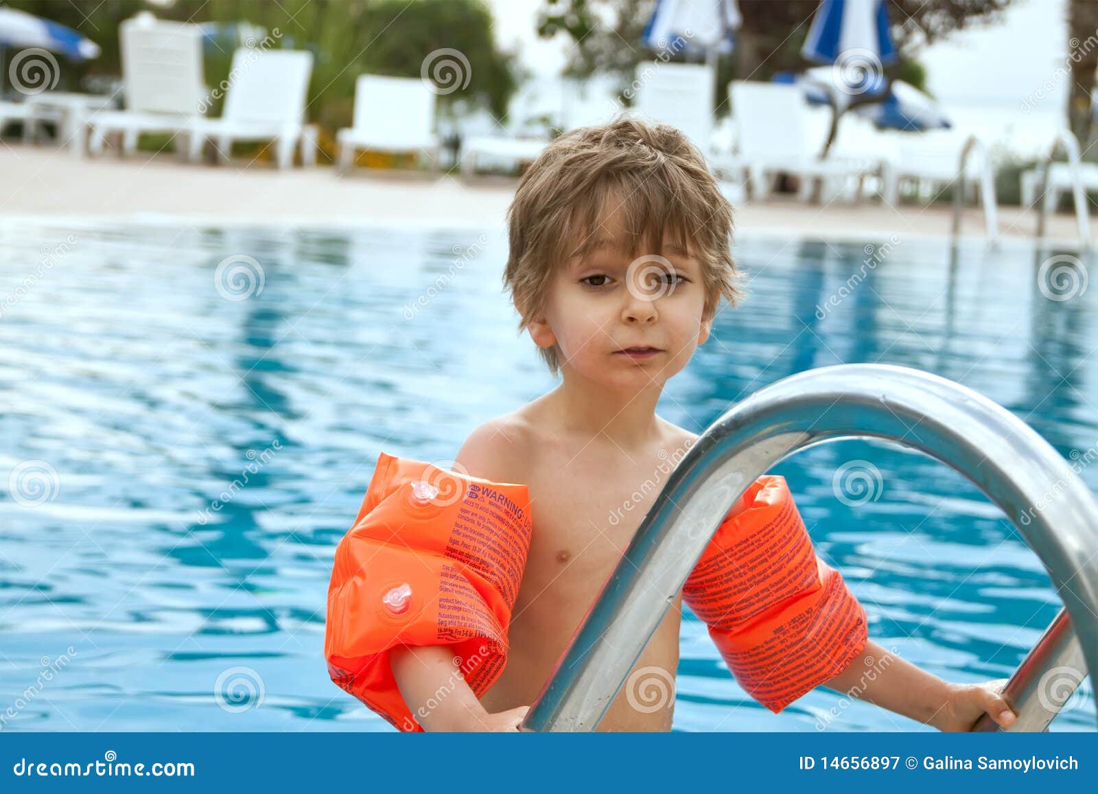Ein Kind im Pool stockbild. Bild von kühl, glücklich - 14656897