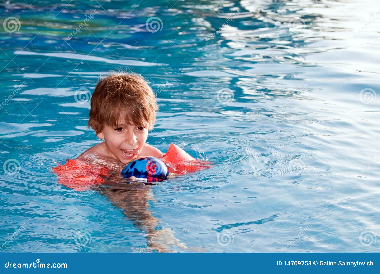 Ein Kind im Pool stockbild. Bild von schwimmen, spiel - 14709753