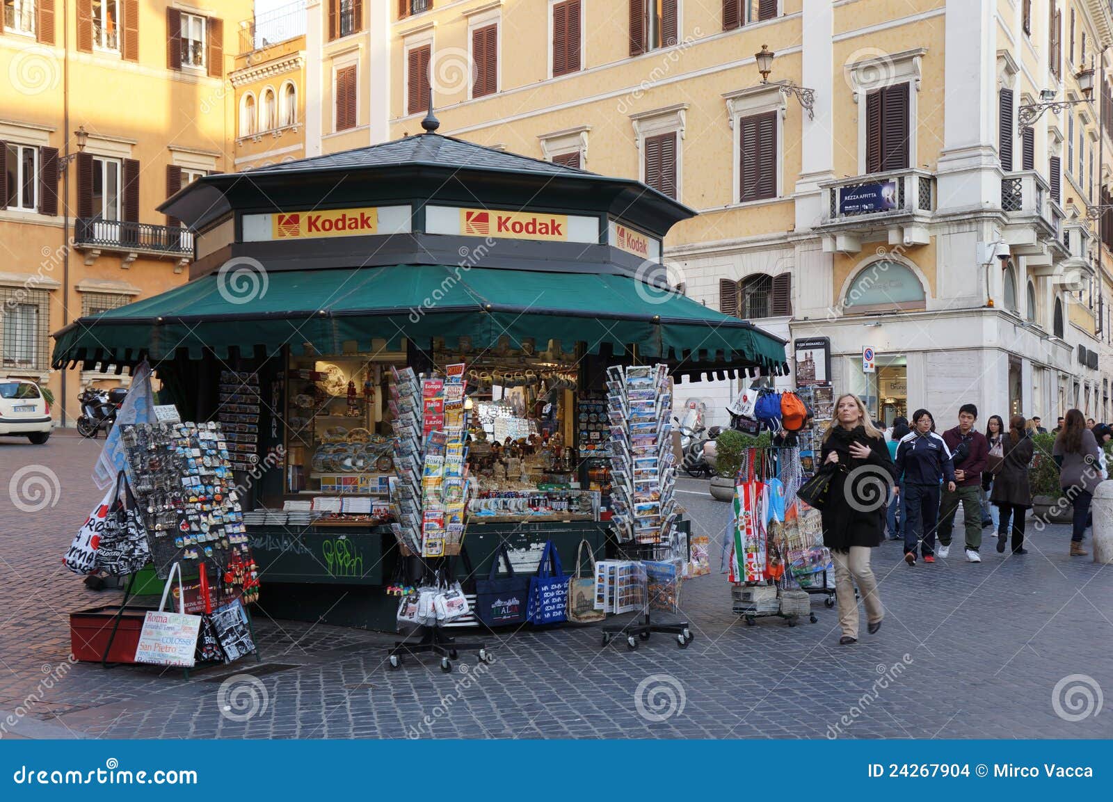 Ein Kiosk in Rom redaktionelles stockbild. Bild von verkaufen - 24267904