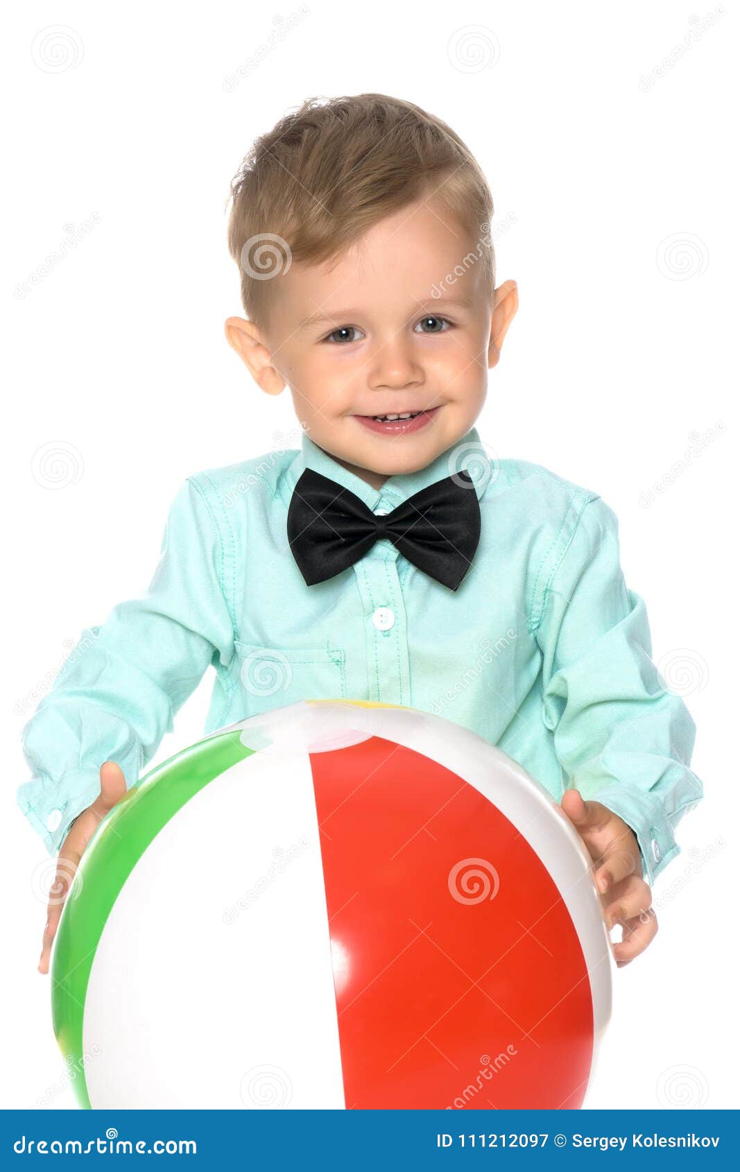 Ein Kleiner Junge Spielt Mit Einem Ball Stockbild - Bild von konkurrenz ...