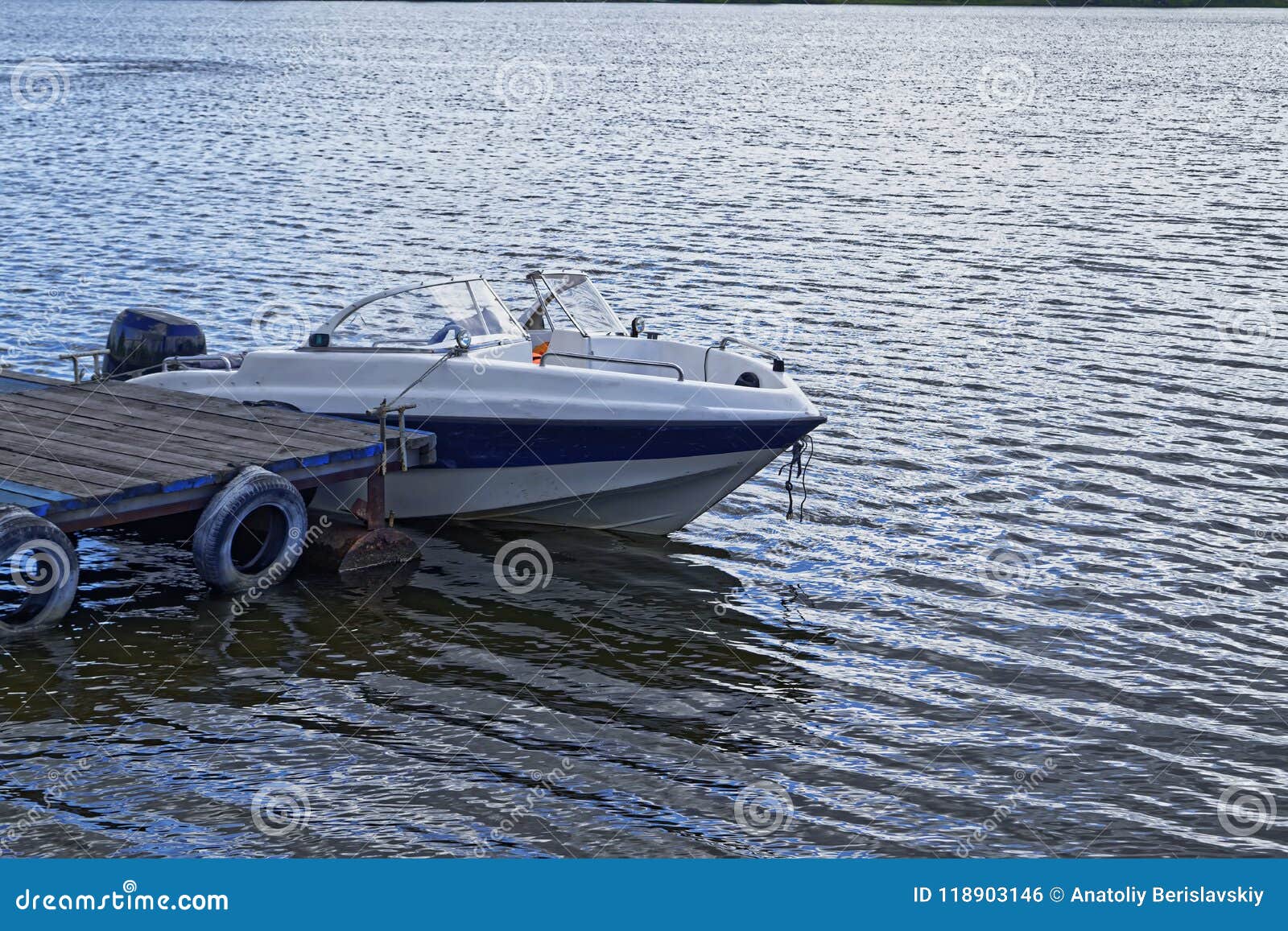 Ein kleines Motorboot stockfoto. Bild von marinesoldat - 118903146