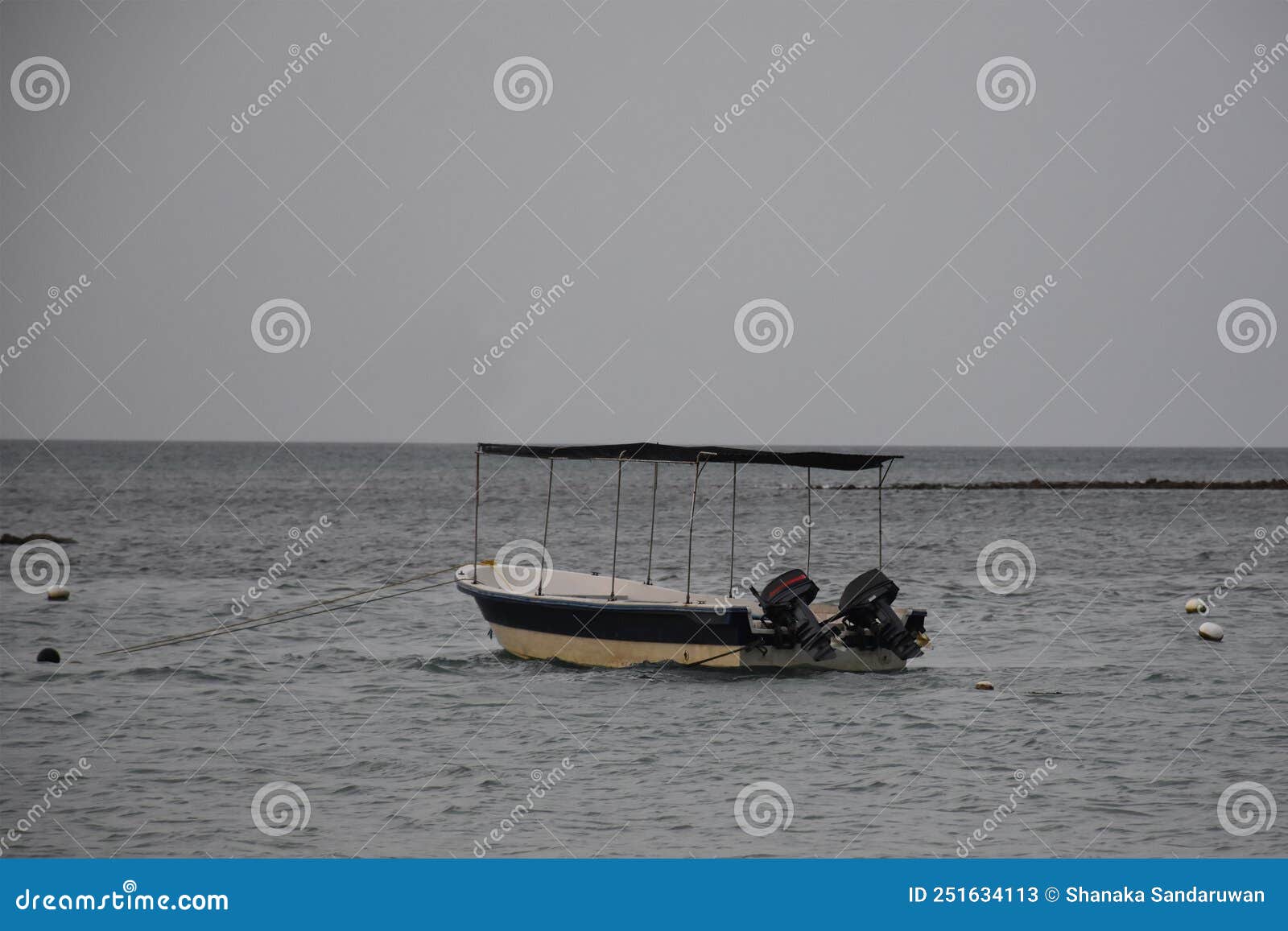 Ein kleines Motorboot stockbild. Bild von welle, segelboot - 251634113
