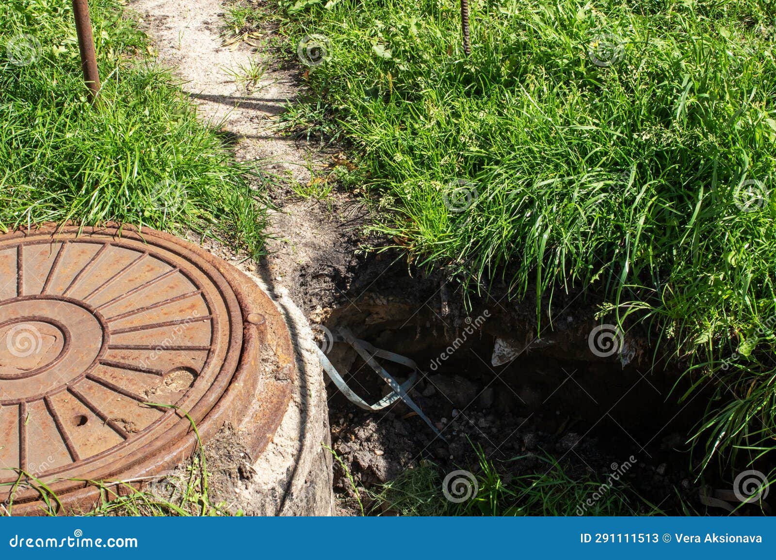 Ein Loch Im Boden Und Ein Loch Im Manhole Stockbild - Bild von aufbau ...