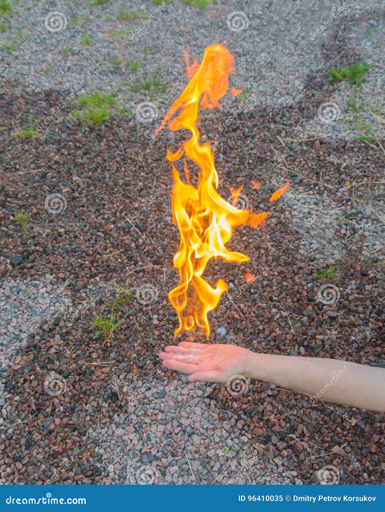 Ein Man& X27; S-Hand Brennt Mit Einer Hellen Flamme Stockbild - Bild ...