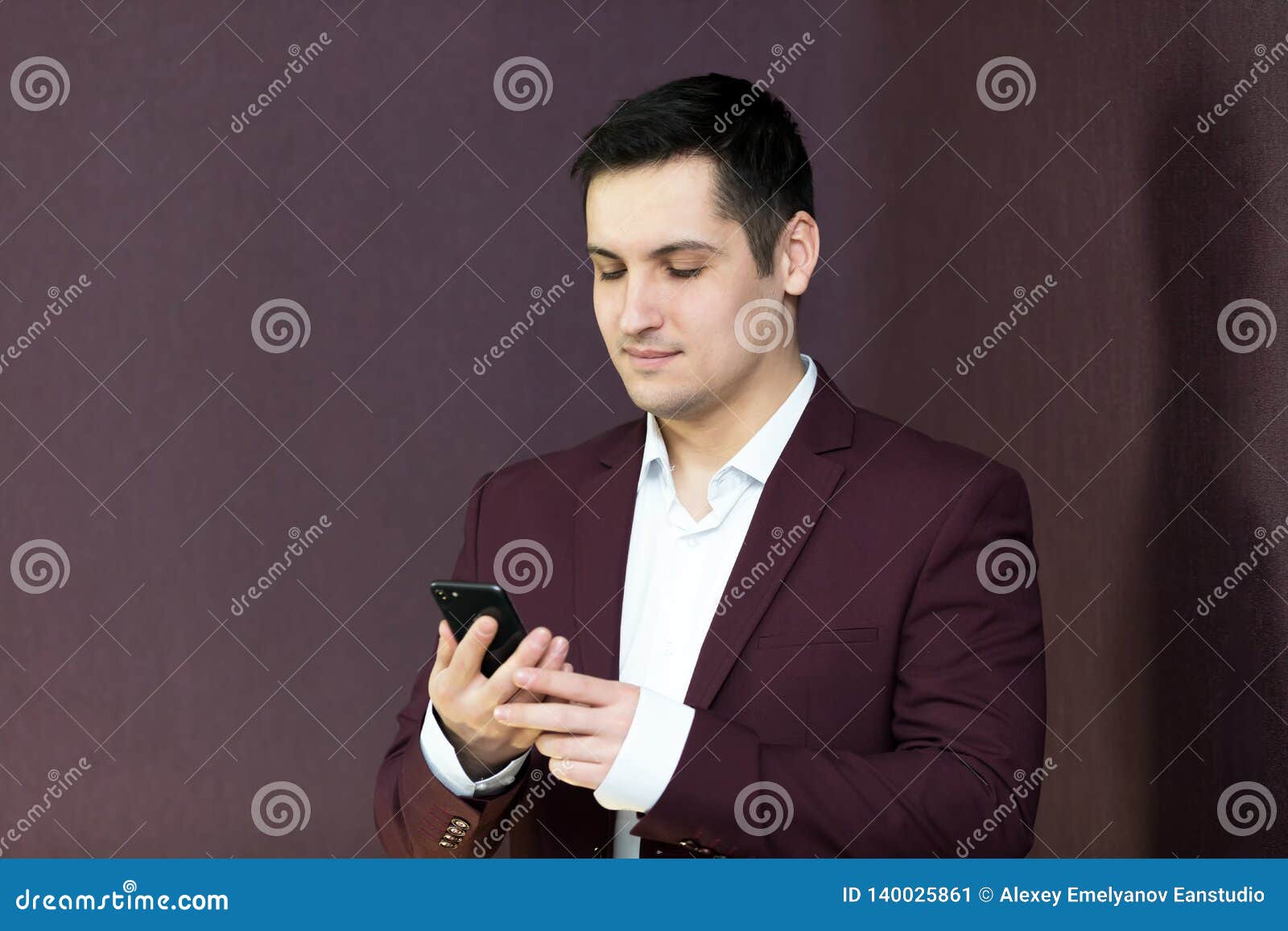 Ein Mann freut sich Kaufen stockbild. Bild von schön - 140025861