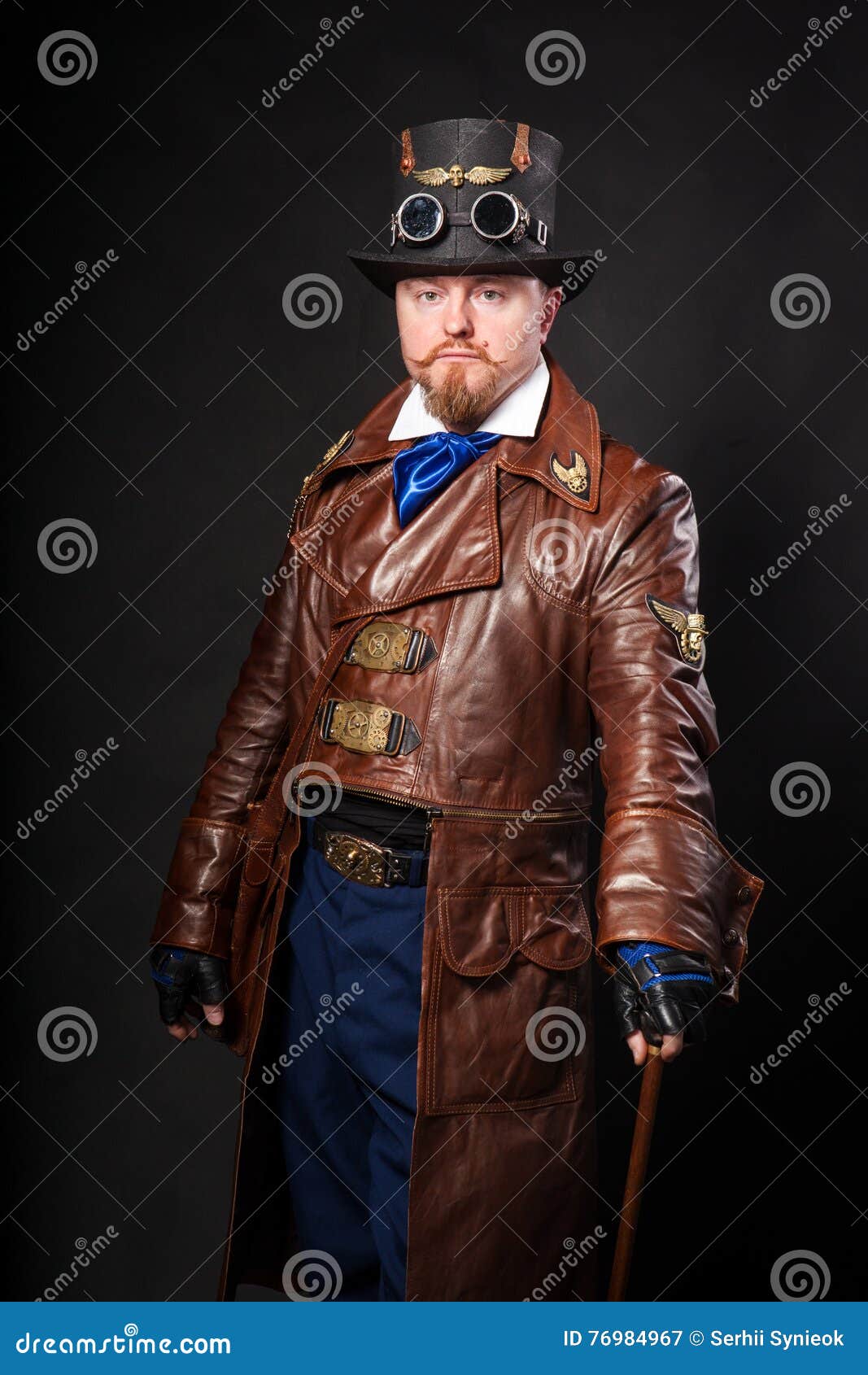Ein Mann Gekleidet Im Stil Des Steampunk Stockbild - Bild von gang ...