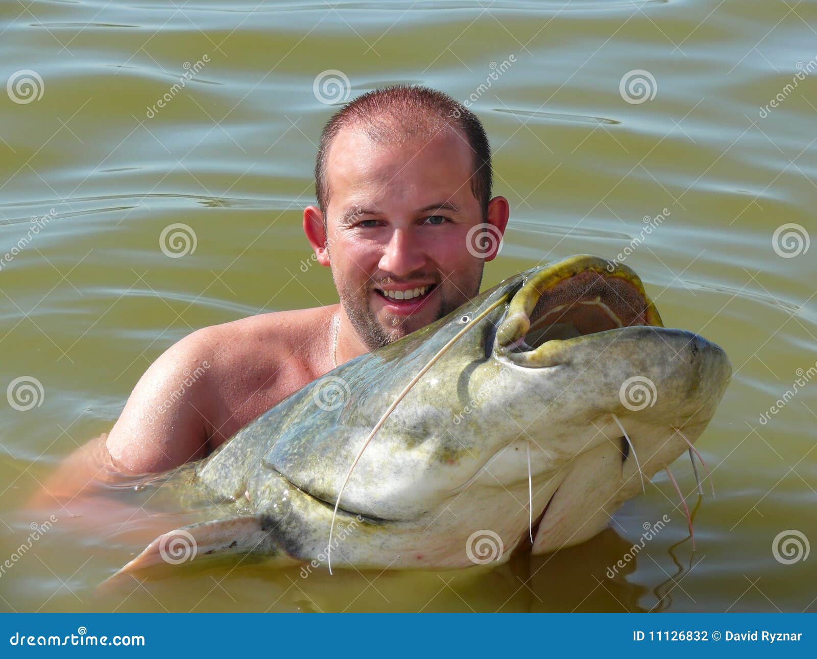 Ein Mann mit einem Wels stockfoto. Bild von entspannung - 11126832