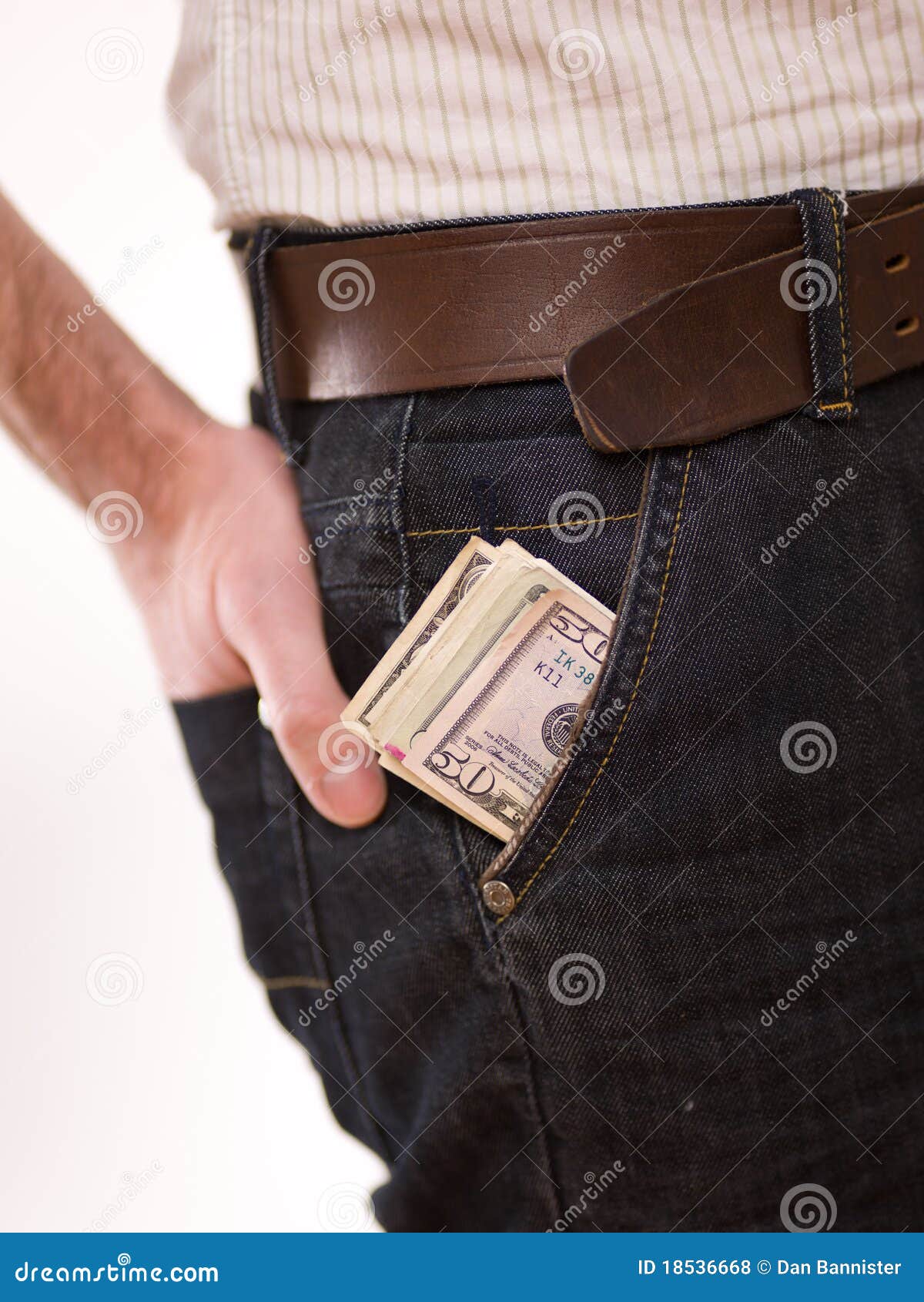 Ein Mann Mit Geld in Seiner Tasche Stockfoto - Bild von hand, ausgabe ...
