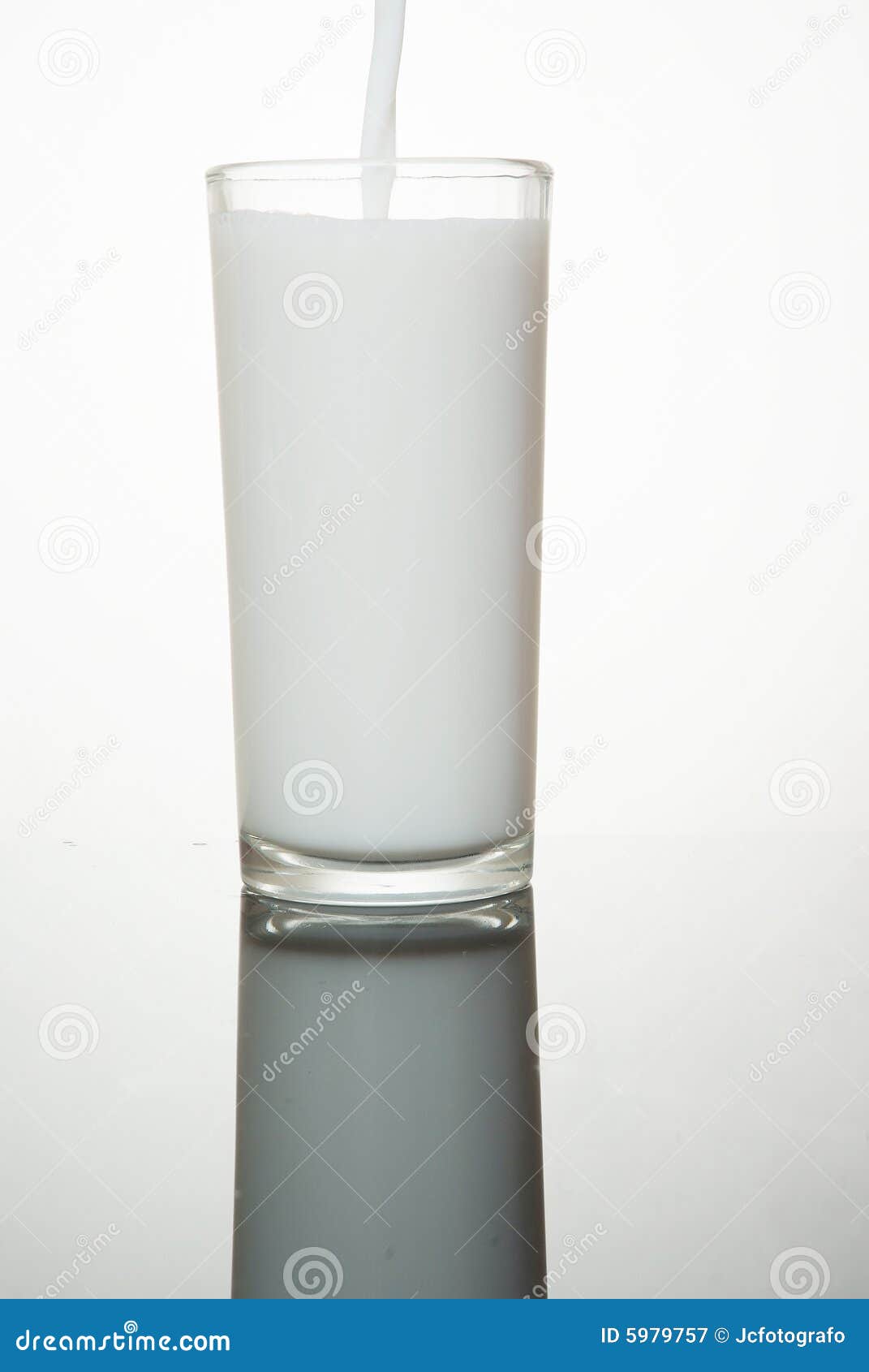 Ein Milchglas stockbild. Bild von flasche, flüssigkeit - 5979757