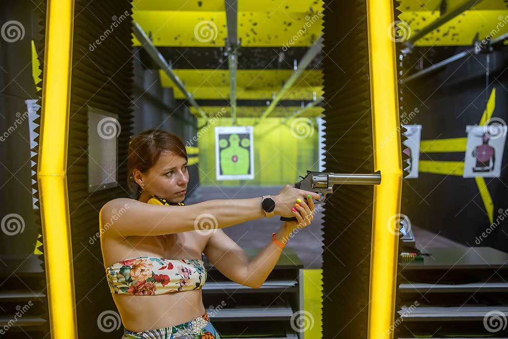 Ein Mädchen Mit Einer Waffe Steht in Einem Schießstand. Schönes Mädchen. Lange Waffe. Stockfoto ...