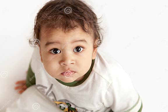 Ein neugieriges Kind stockfoto. Bild von obacht, leben - 22821568