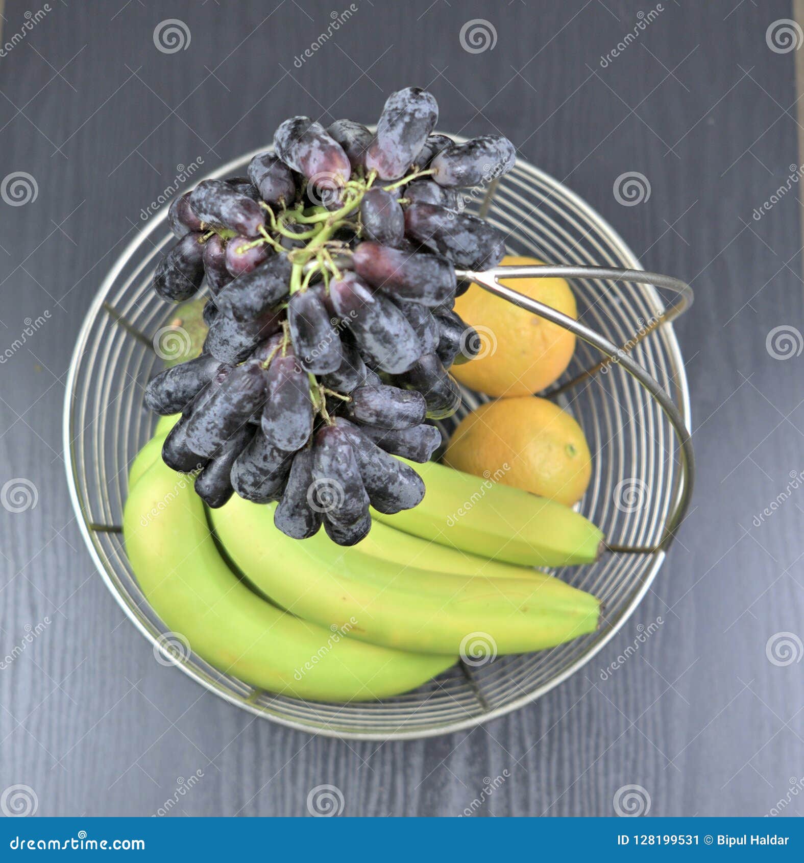 Ein Obstkorb Mit Trauben Auf Die Oberseite Stockbild - Bild von nave ...