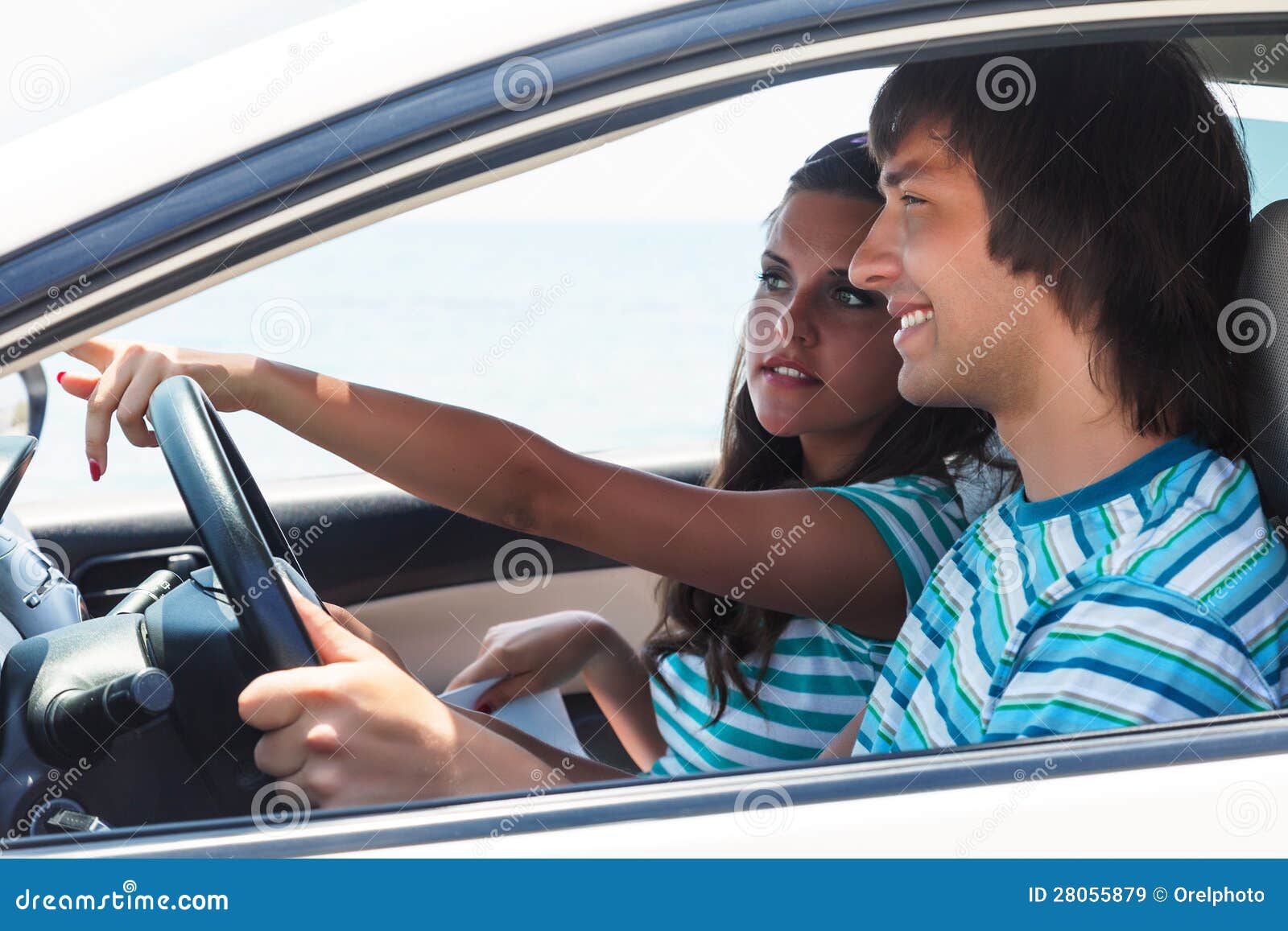 Ein Paar im Auto stockbild. Bild von auto, schauen, glück - 28055879