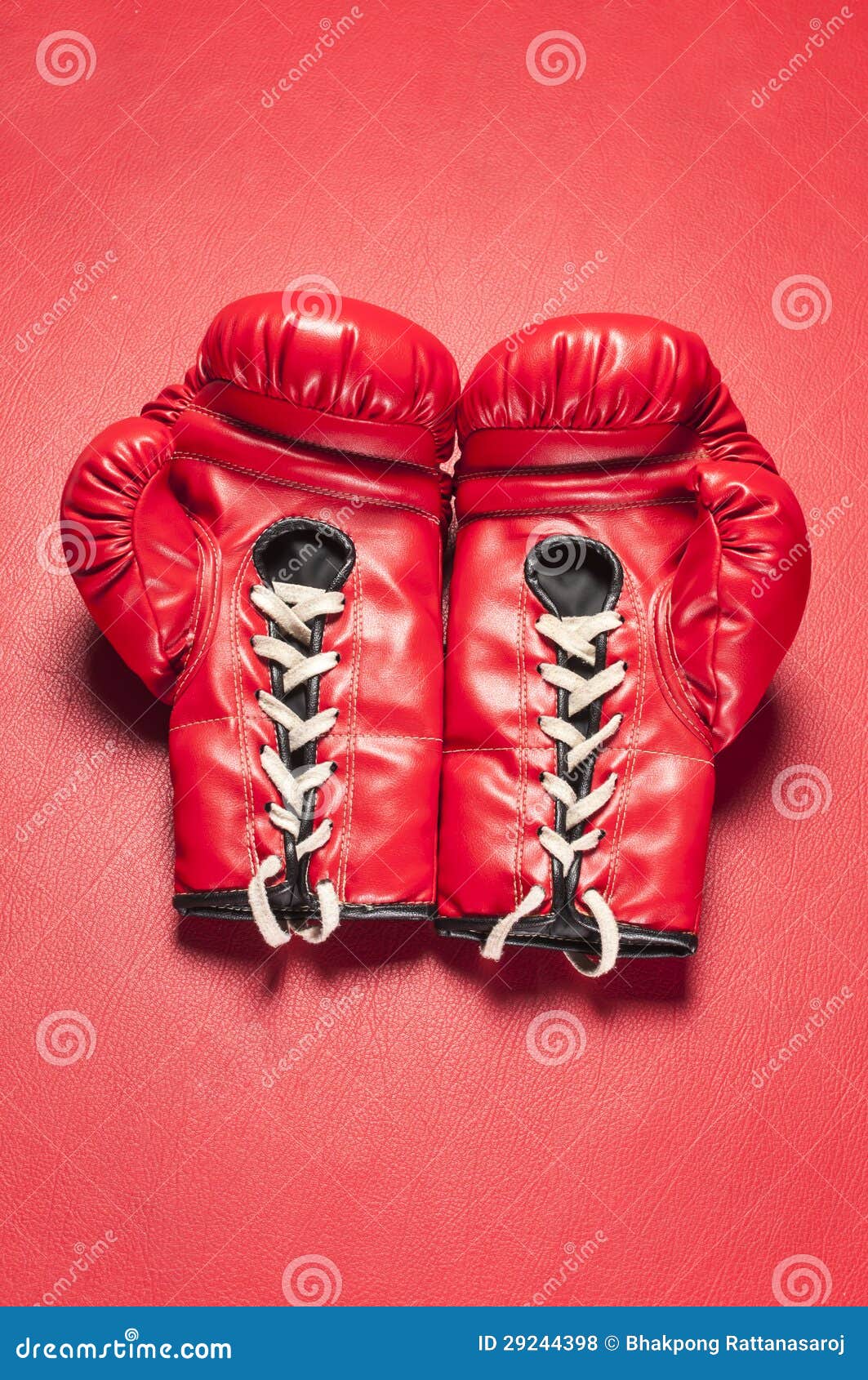 Ein Paar Rote Boxhandschuhe Stockfoto - Bild von studio, ausrüstung ...