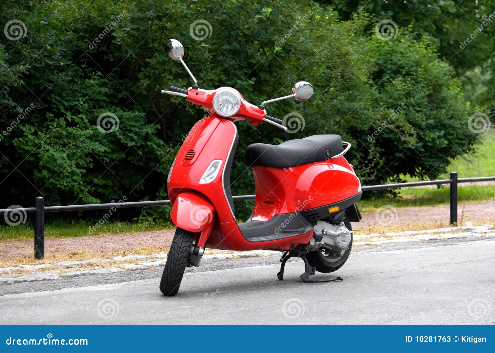 Ein roter Roller stockbild. Bild von grün, motorrad, bild - 10281763