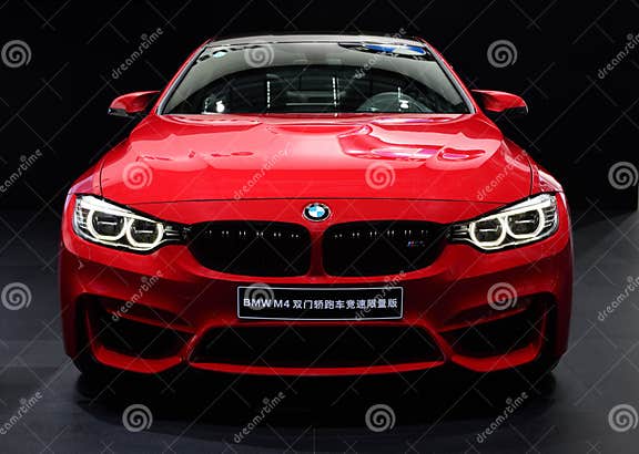 Ein rotes Auto BMWs M4 redaktionelles foto. Bild von berühmt - 72594621