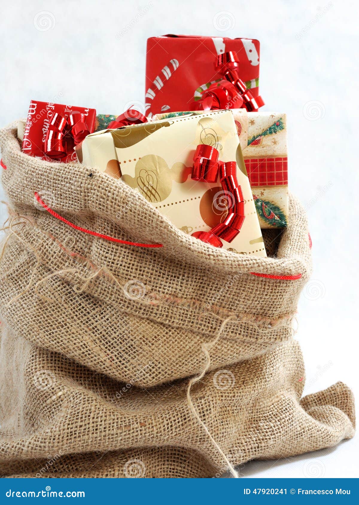 Ein Sack voll Geschenke stockbild. Bild von verpackung - 47920241