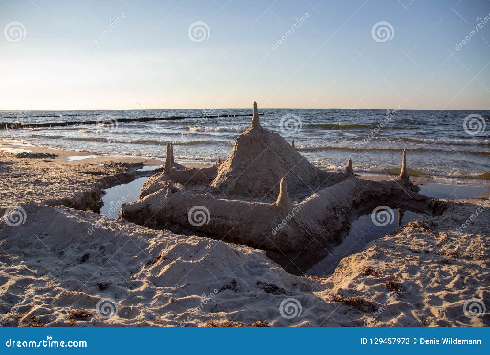 Ein Sandburg Auf Dem Strand Stockbild - Bild von fort, abbildung: 129457973
