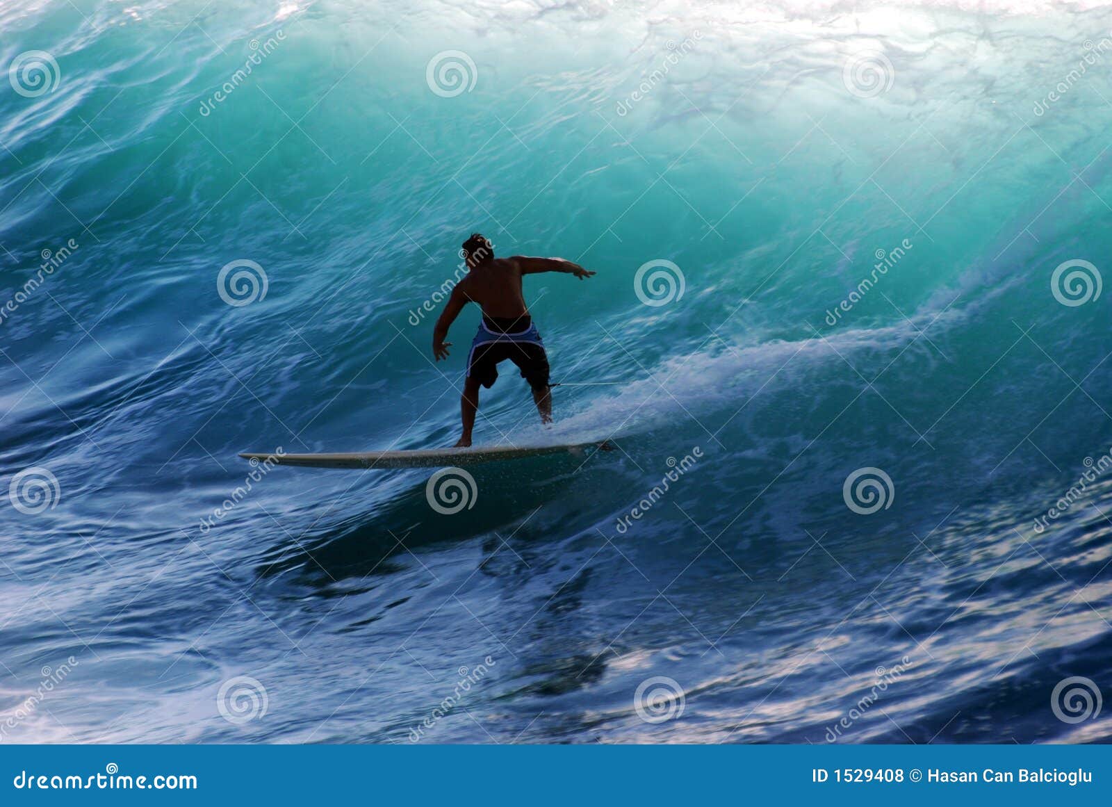 Ein Surfer, Der Die Welle Reitet Stockfoto - Bild von recreate, sprühen ...