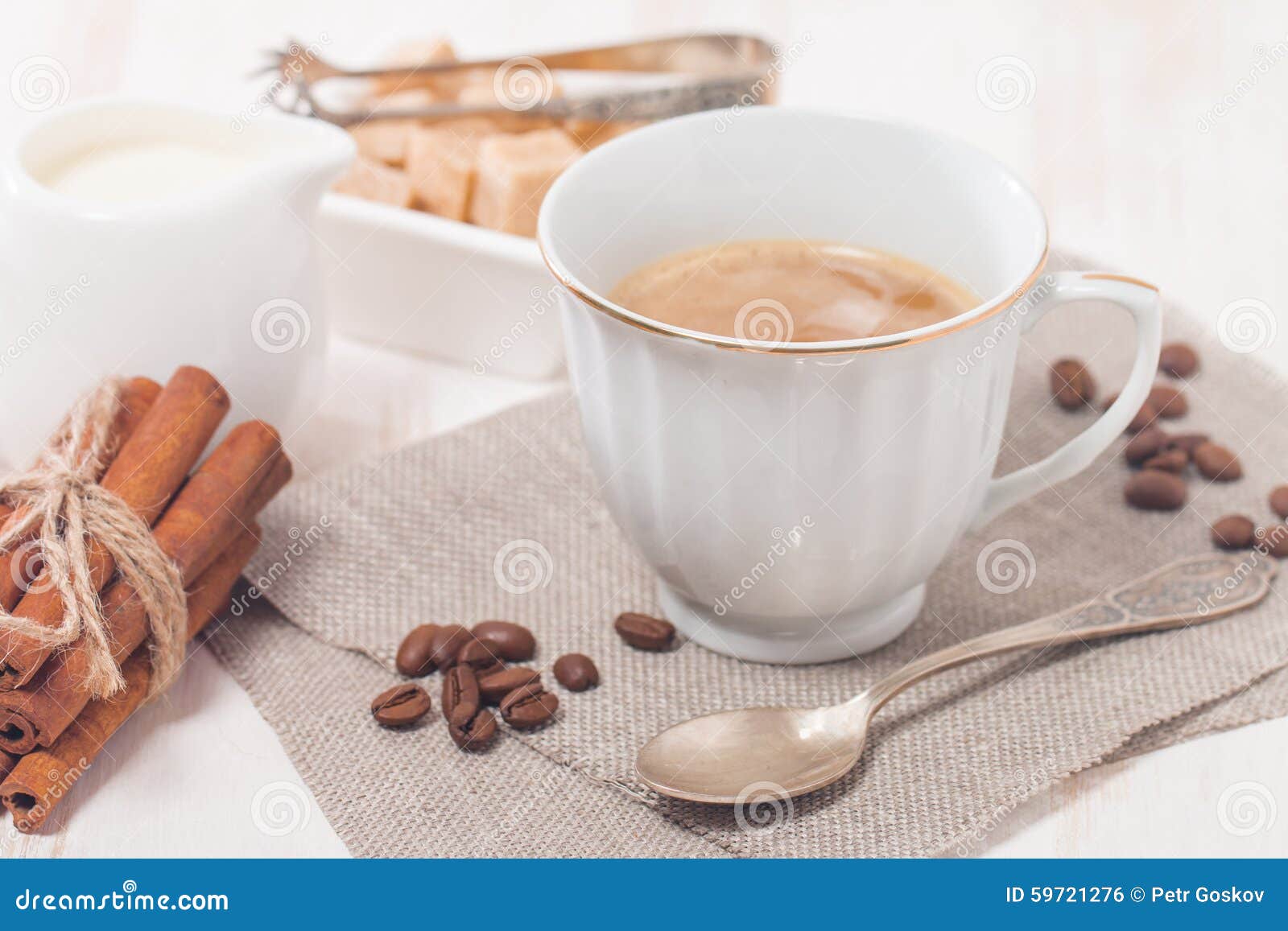 Ein Tasse Kaffee Mit Milch Und Zucker Stockfoto - Bild von nahrung ...