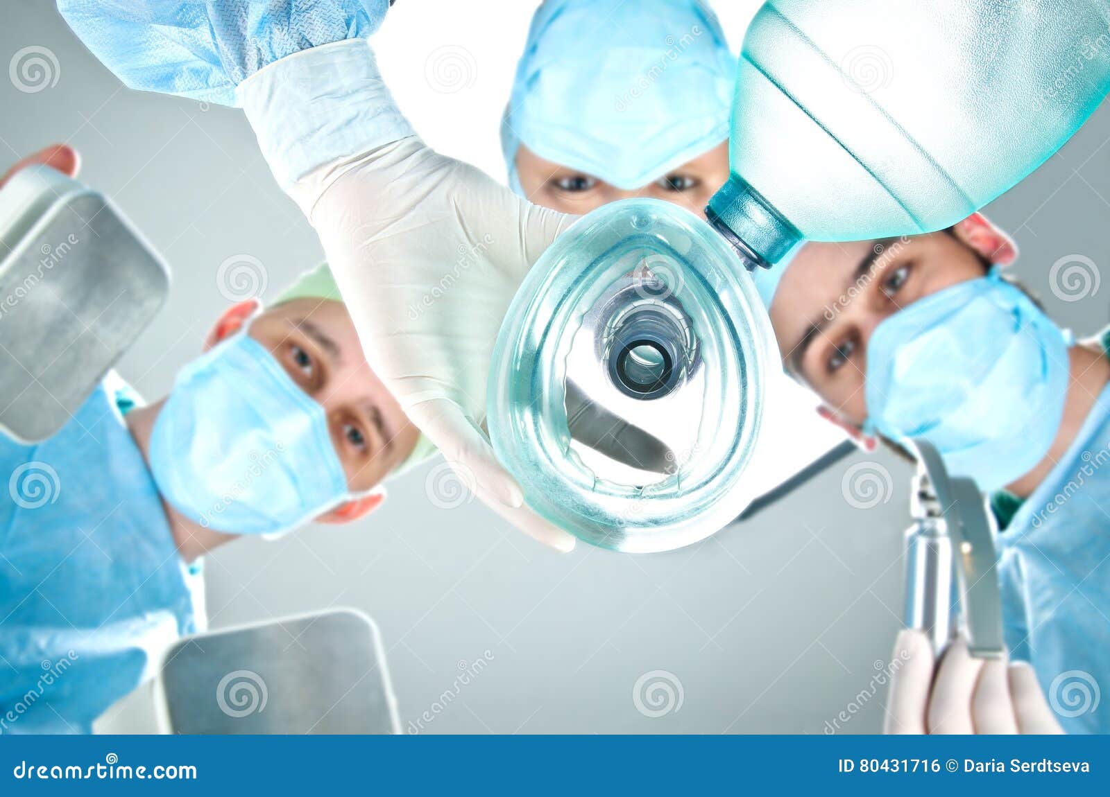 Ein Team Von Drei Doktoren Im Operationsraum Stockfoto - Bild von ...