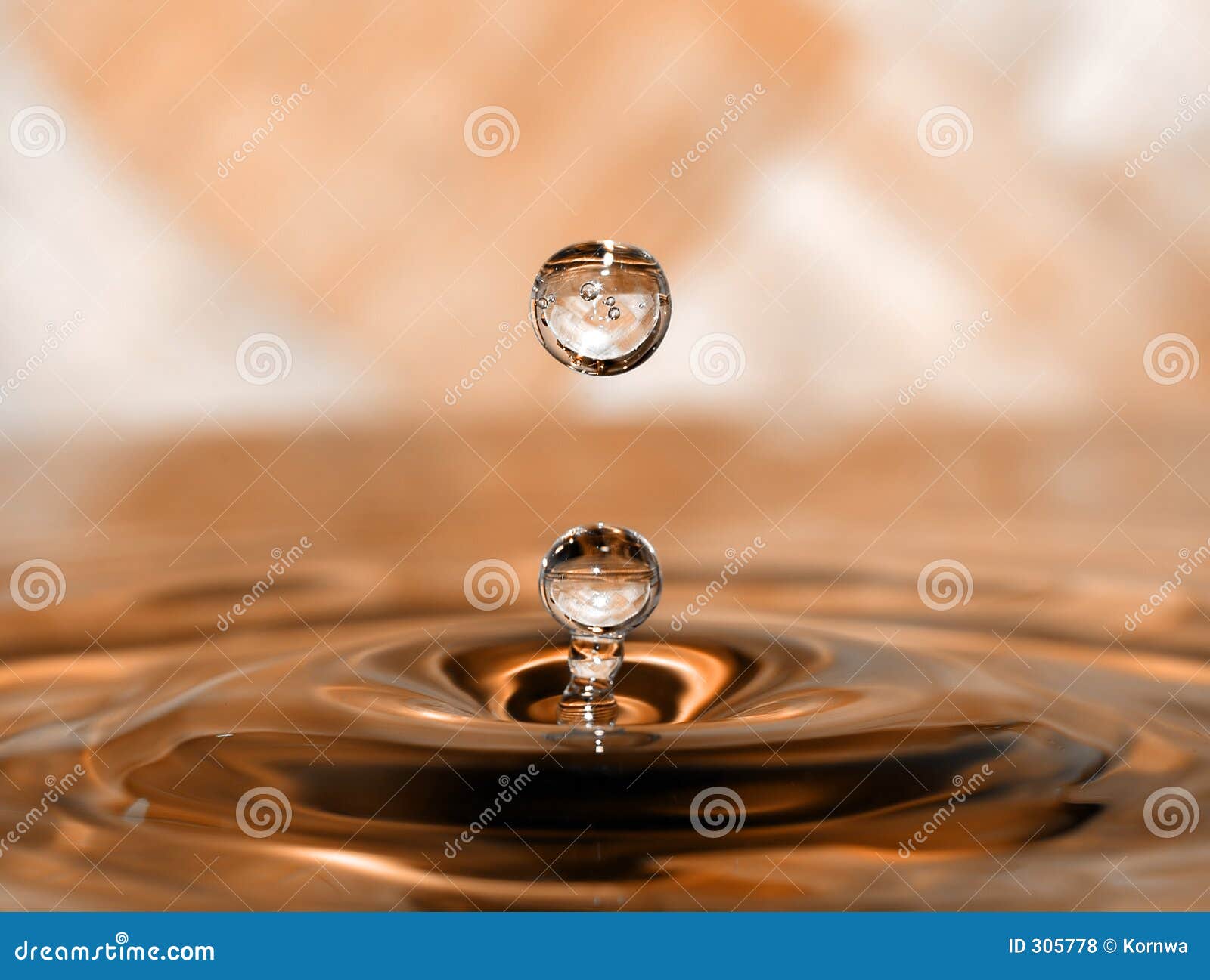 Ein Tropfen stockfoto. Bild von tropfen, flüssigkeit, glas - 305778