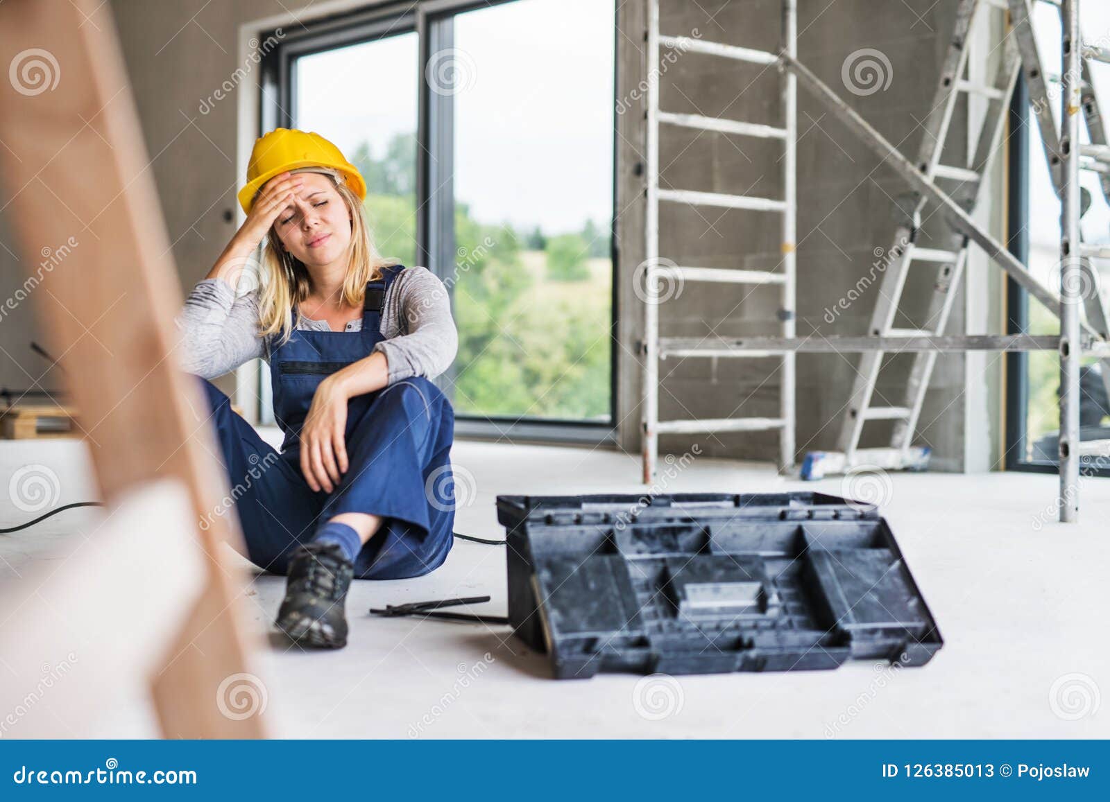 Ein Unfall Einer Arbeitnehmerin an Der Baustelle Stockbild - Bild von ...