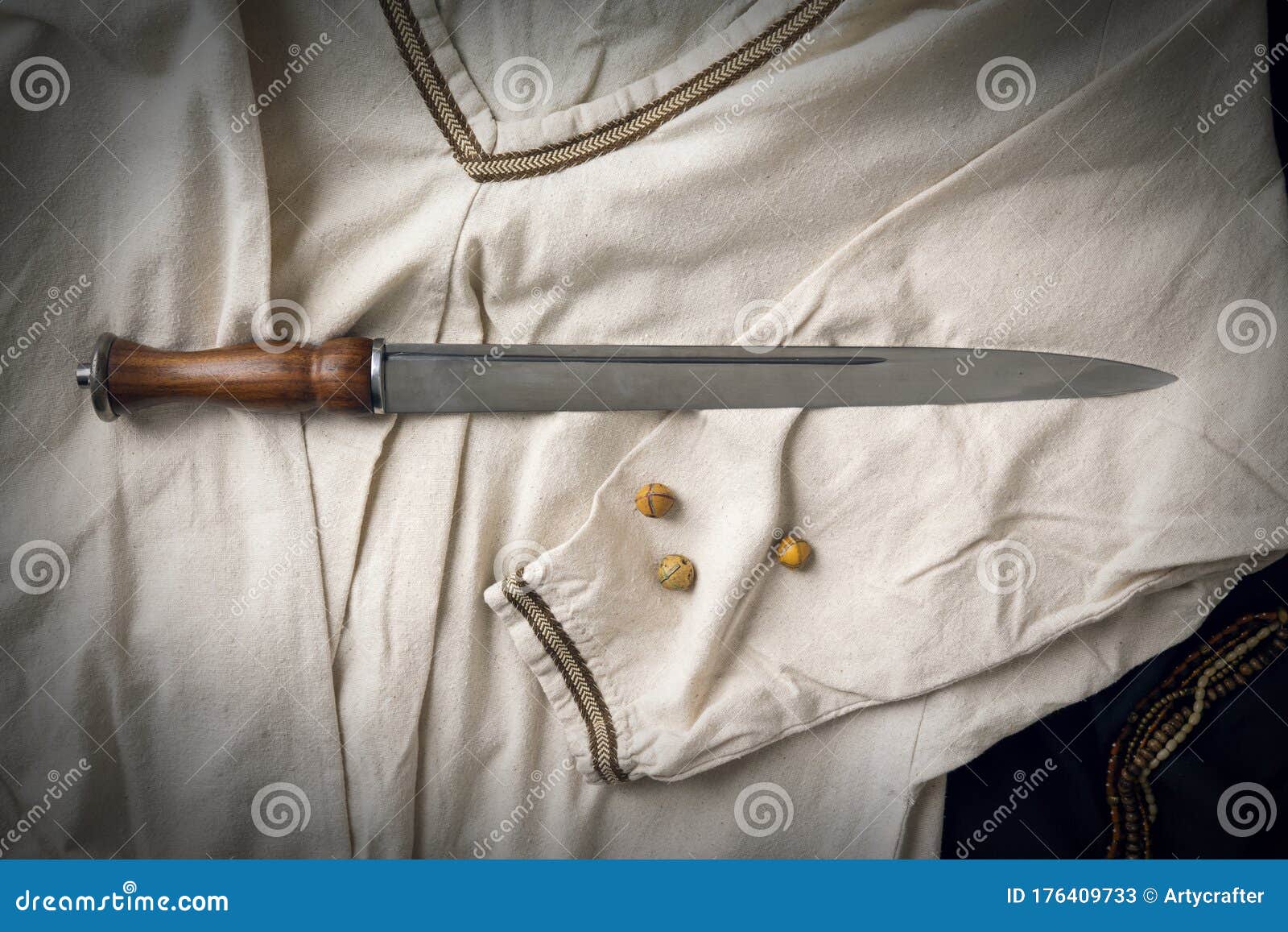 Ein Wikinger-Dolch Vereinbart Auf Einem Leinenkittel Mit Verbindlichen ...