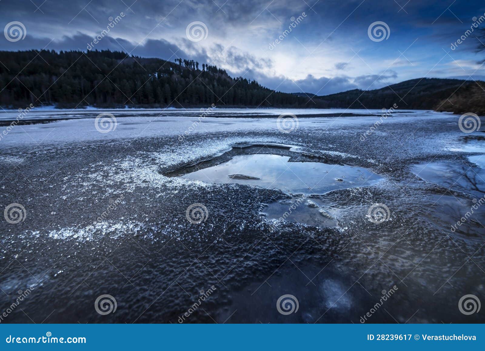 Ein Wintersee stockbild. Bild von szene, frost, sonnenuntergang - 28239617
