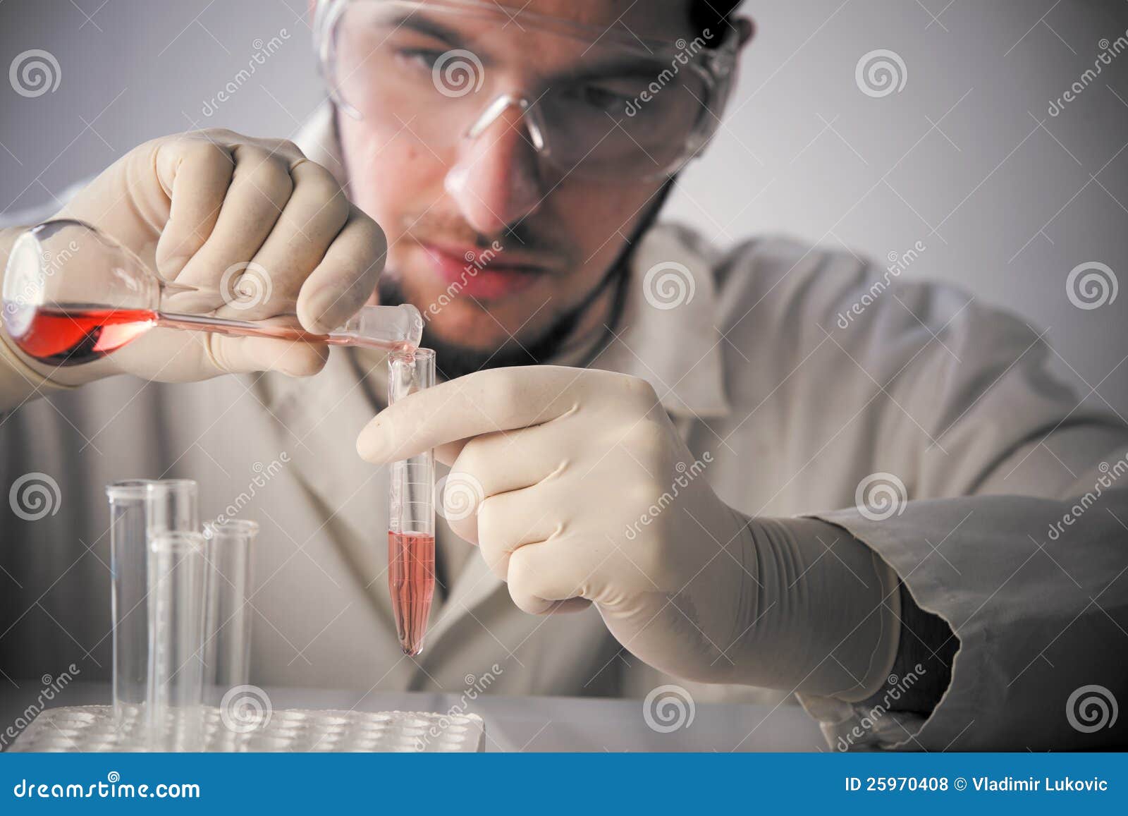 Ein Wissenschaftler, Der in Einem Labor Arbeitet Stockfoto - Bild von ...