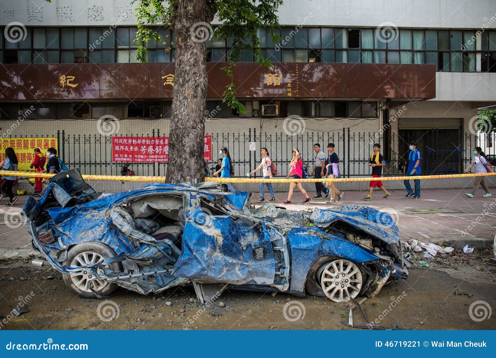 Ein Zerstörtes Auto Nach Gasexplosion Redaktionelles Foto - Bild von ...