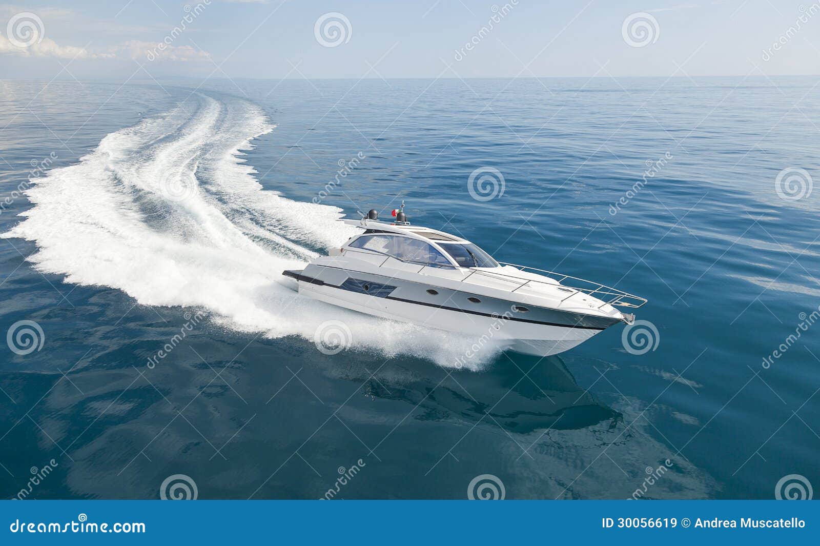 Motorboot stockbild. Bild von ruhe, wasser, wasserfahrzeug - 30056619