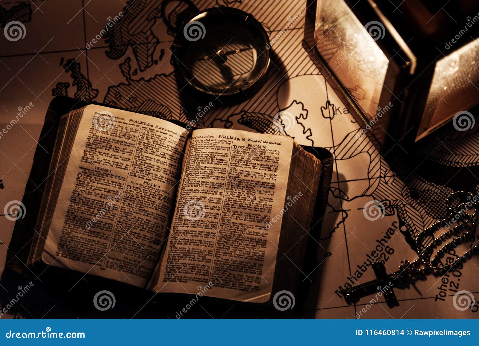 Eine Alte Bibel Auf Einem Holztisch Stockfoto - Bild von geheimnisvoll ...