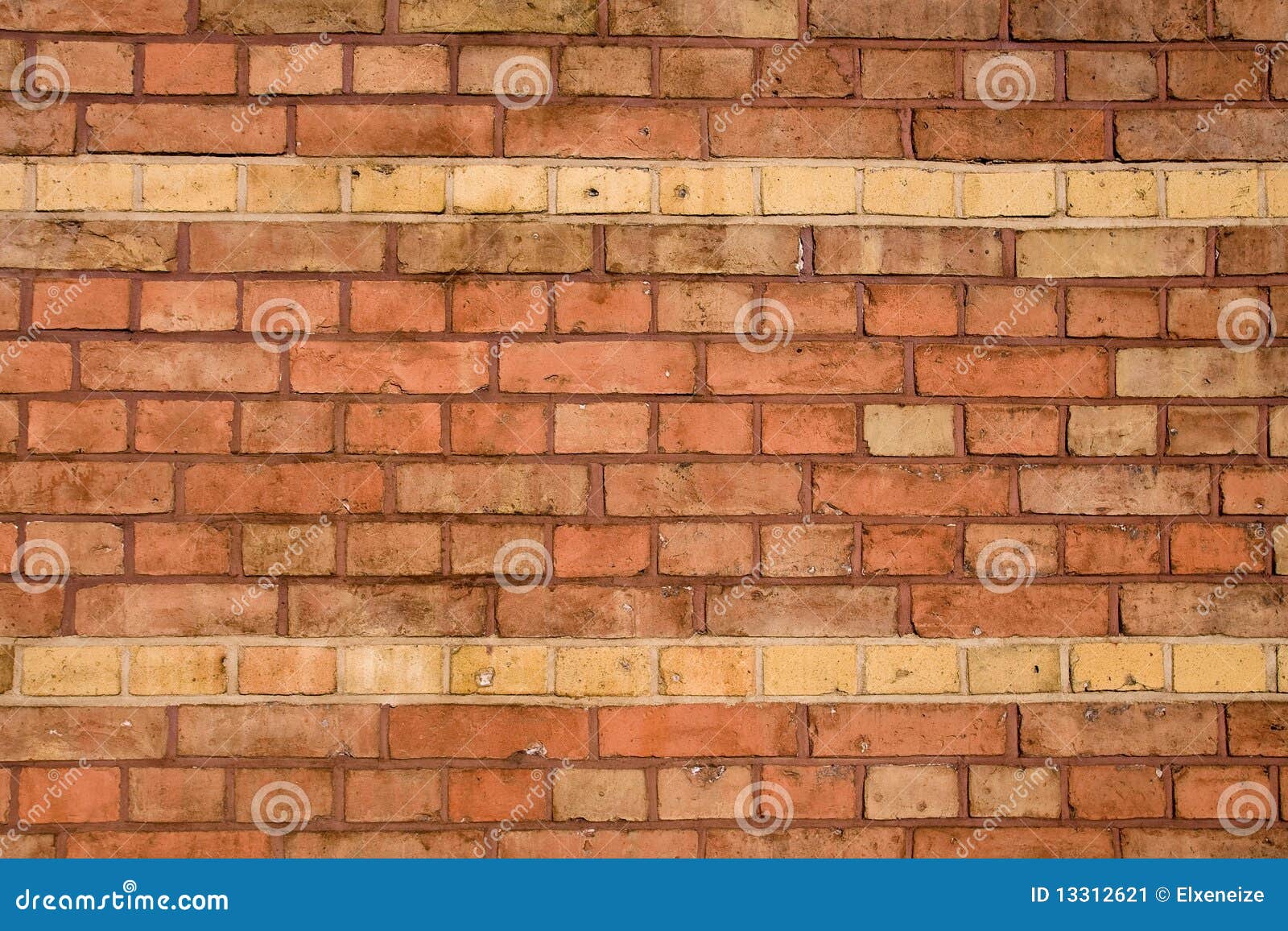 Eine Alte Rote Backsteinmauer Mit Zwei Reihen Im Ocker Stockbild - Bild ...