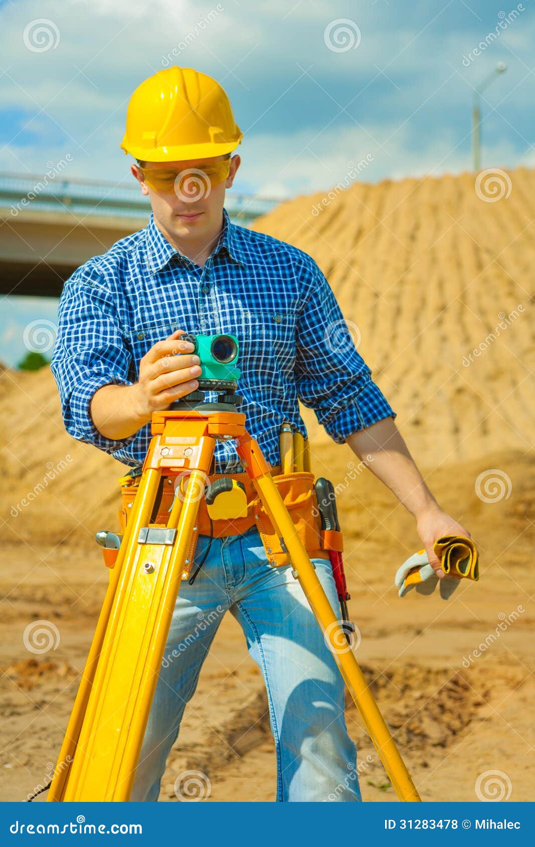 Eine Arbeitskraft Mit Theodolit Stockfoto - Bild von land, fremdfirma ...