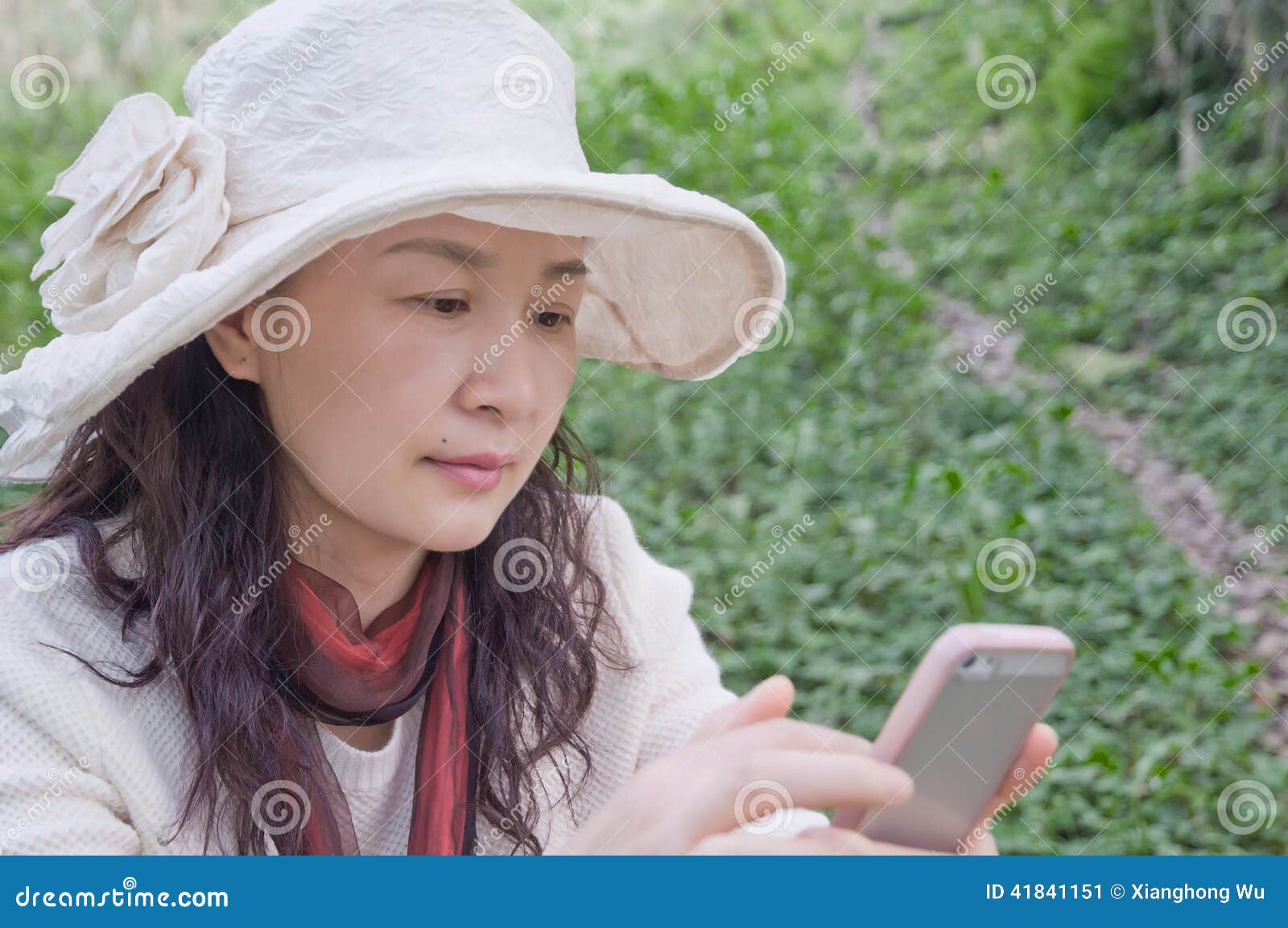 Eine Besorgte Mutter, Die Mitteilung Erwartet Stockbild - Bild von ...