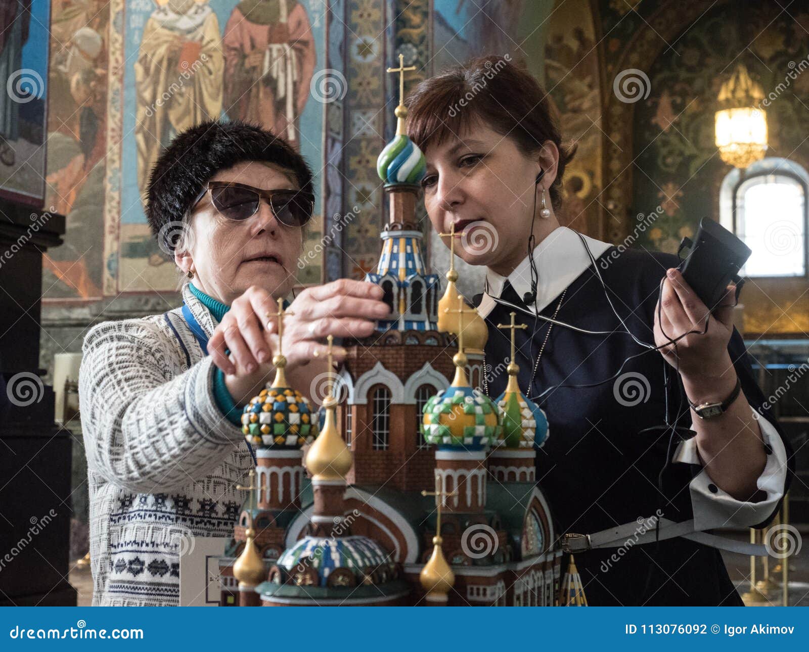 Eine Blinde Behinderte Frau in Einem Museum Redaktionelles ...