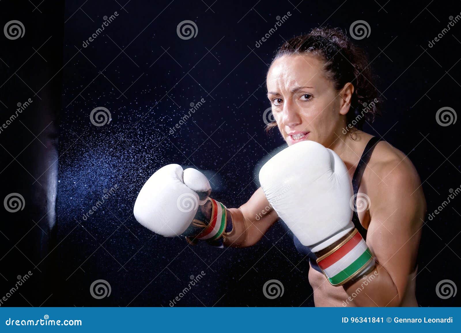 Eine Boxerfrau Wirft Eine Faust Faust Im Sack Stockbild - Bild von ...