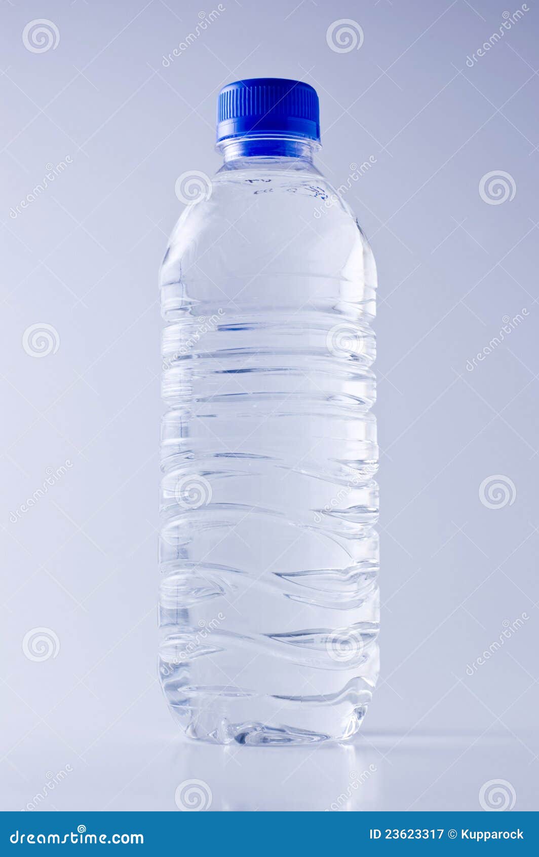 Eine Flasche Mineralwasser stockbild. Bild von voll, blau - 23623317