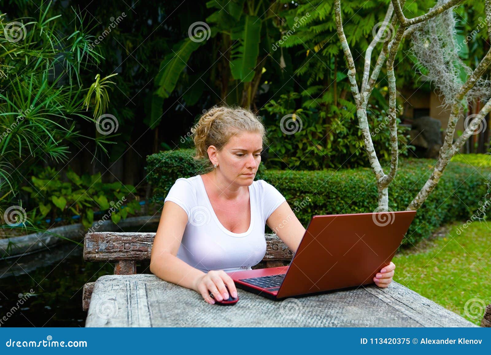 Eine Frau Arbeitet an Dem Computer Stockbild - Bild von erwachsener ...