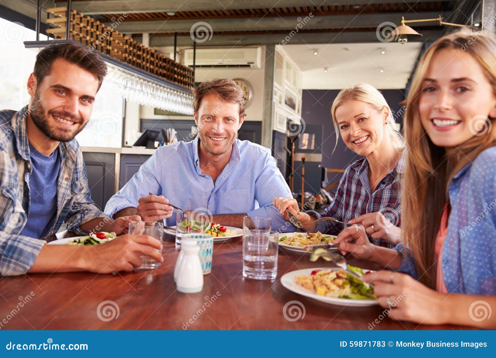 Eine Gruppe Freunde, Die an Einem Restaurant Essen Stockbild - Bild von ...
