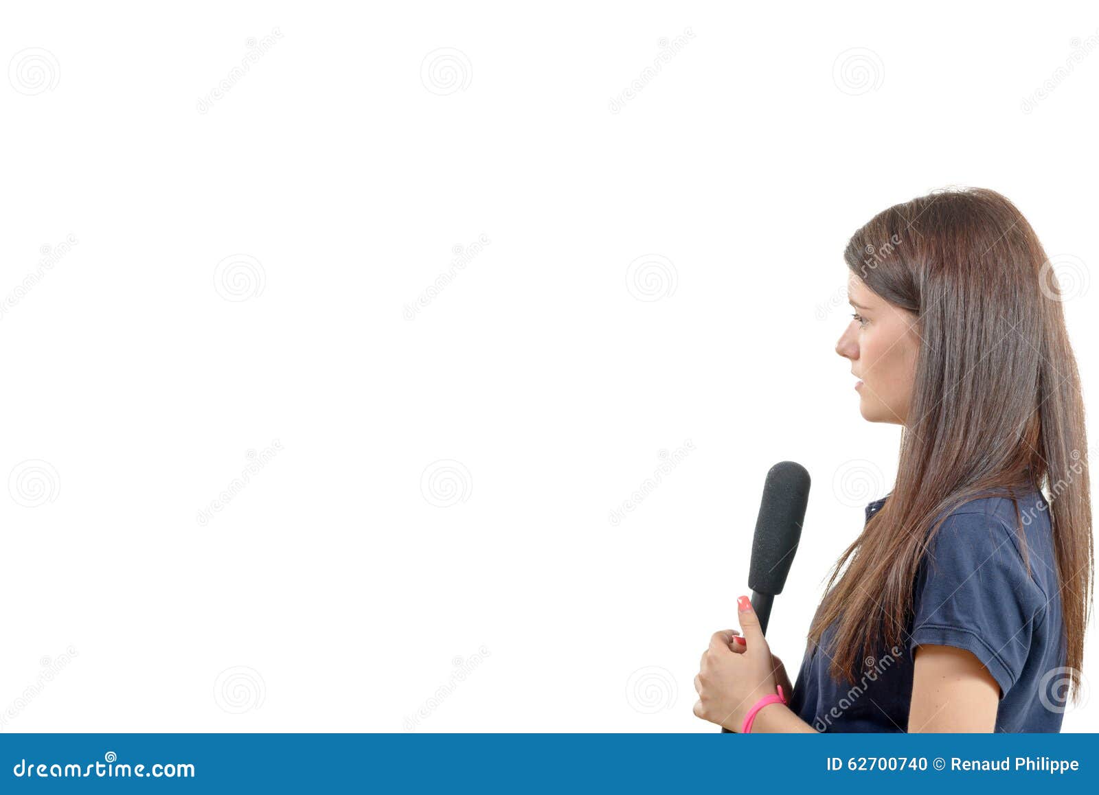 Eine Junge Journalistin Mit Einem Mikrofon Stockfoto - Bild von ...