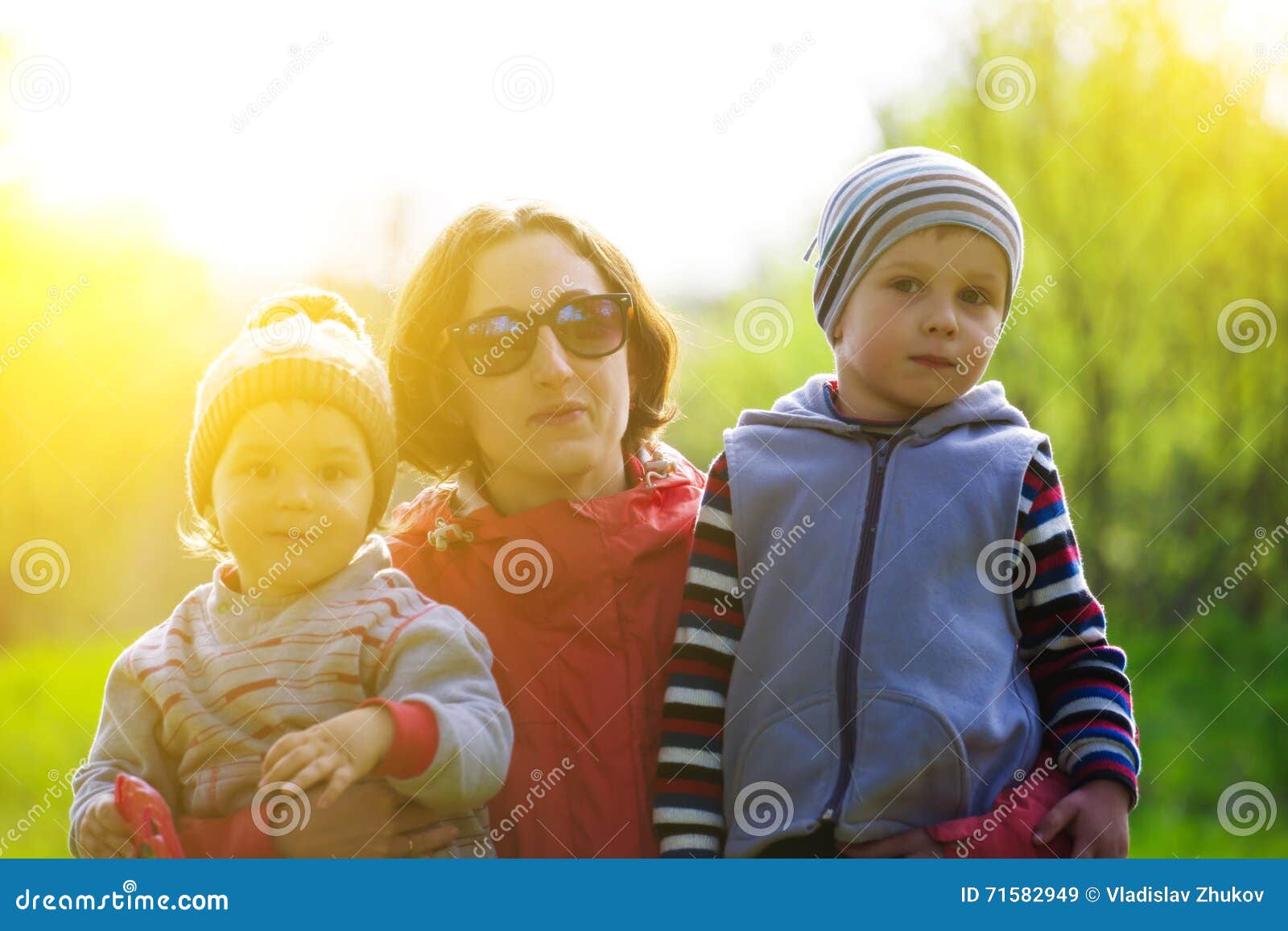 Eine Junge Mutter Mit Zwei Kindern Stockbild - Bild von nett, brüder ...