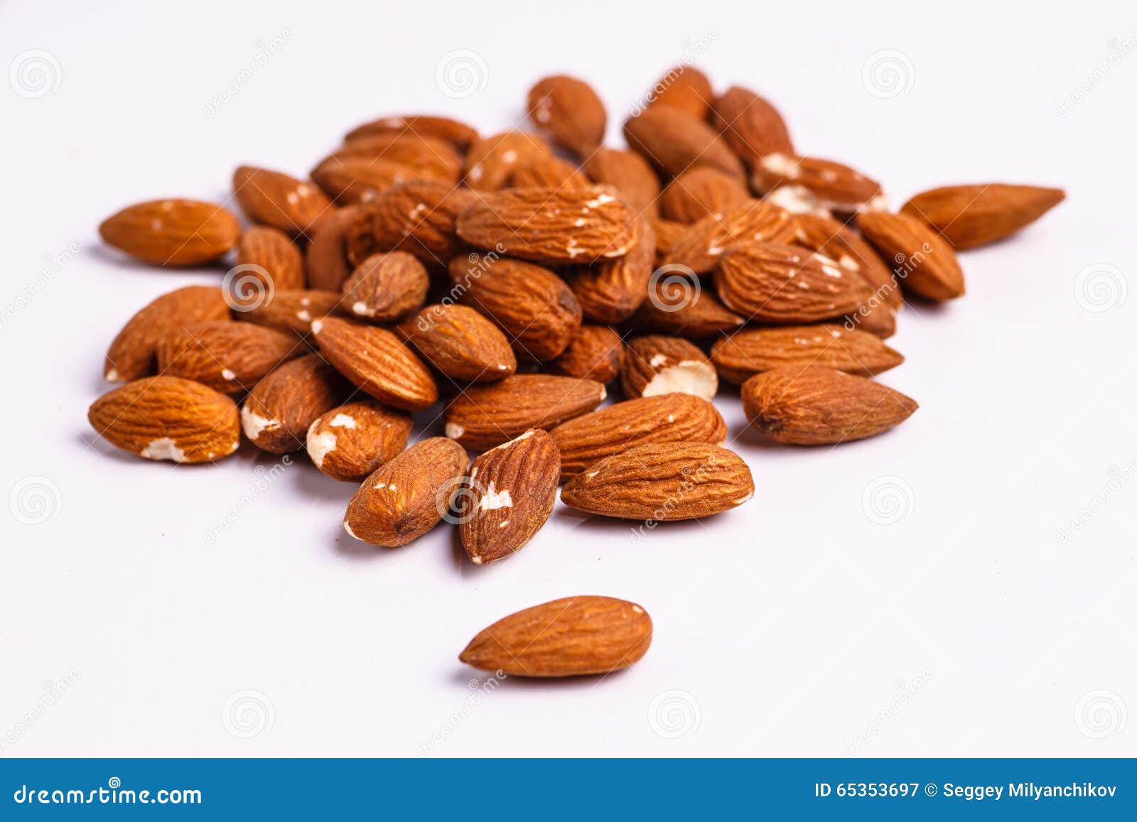 Eine Kleine Handvoll Mandeln Stockbild - Bild von braun, nave: 65353697