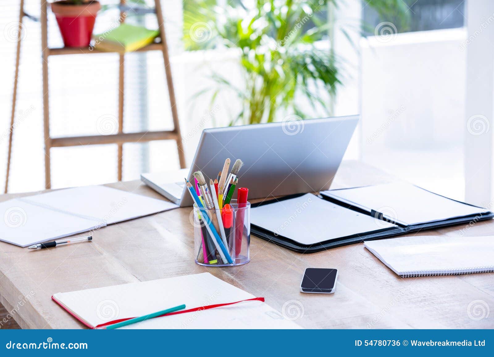 Eine Laptop-Computer Auf Schreibtisch Stockfoto - Bild von technologie ...