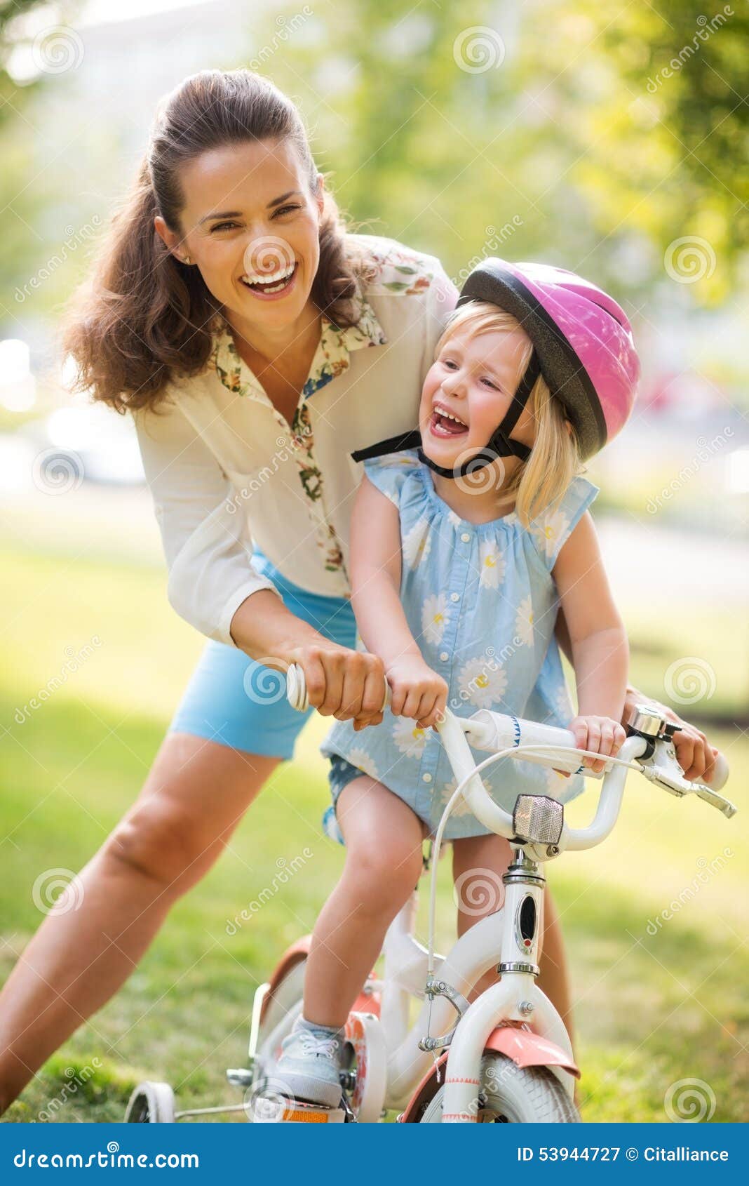Eine Mutter Und Eine Tochter in Der Stadt Parken Stockbild - Bild von ...
